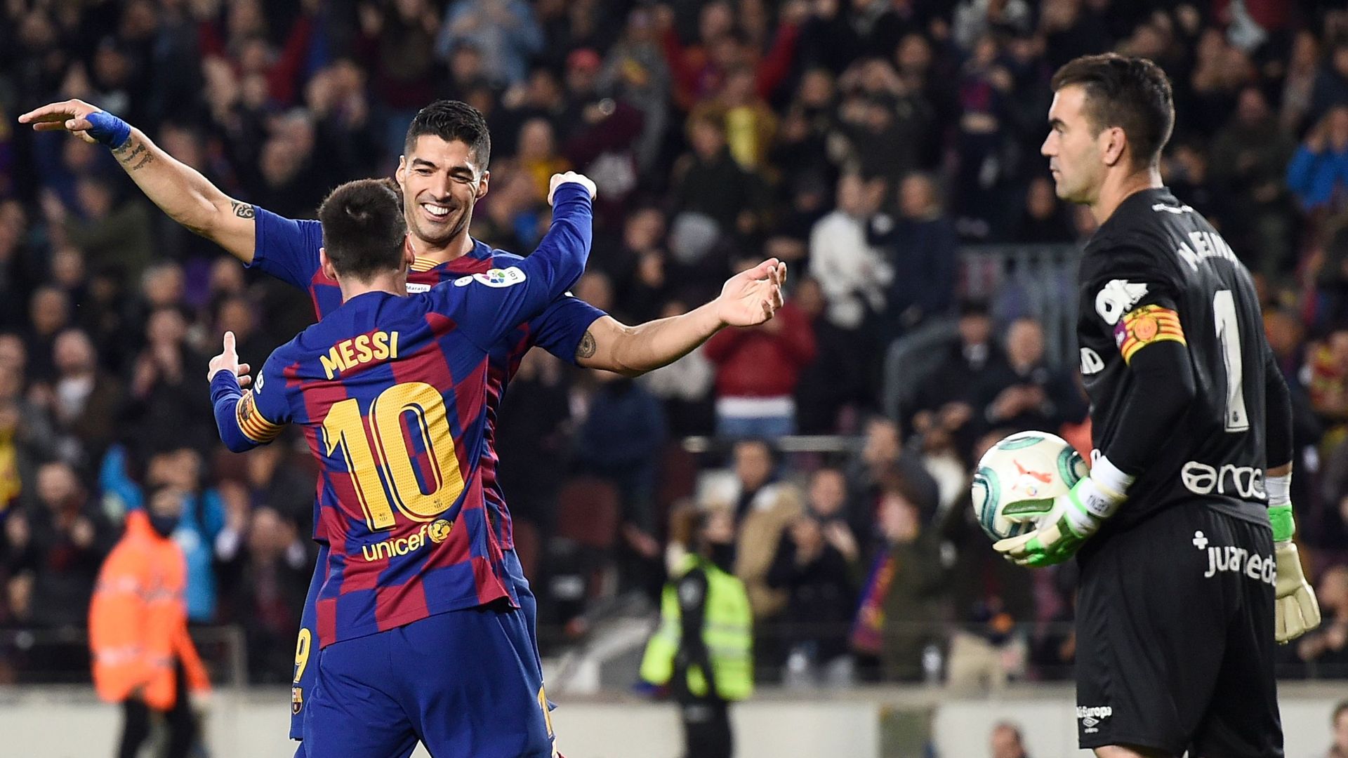 Messi étrenne son 6e Ballon d'Or par un fabuleux triplé pour assommer ...