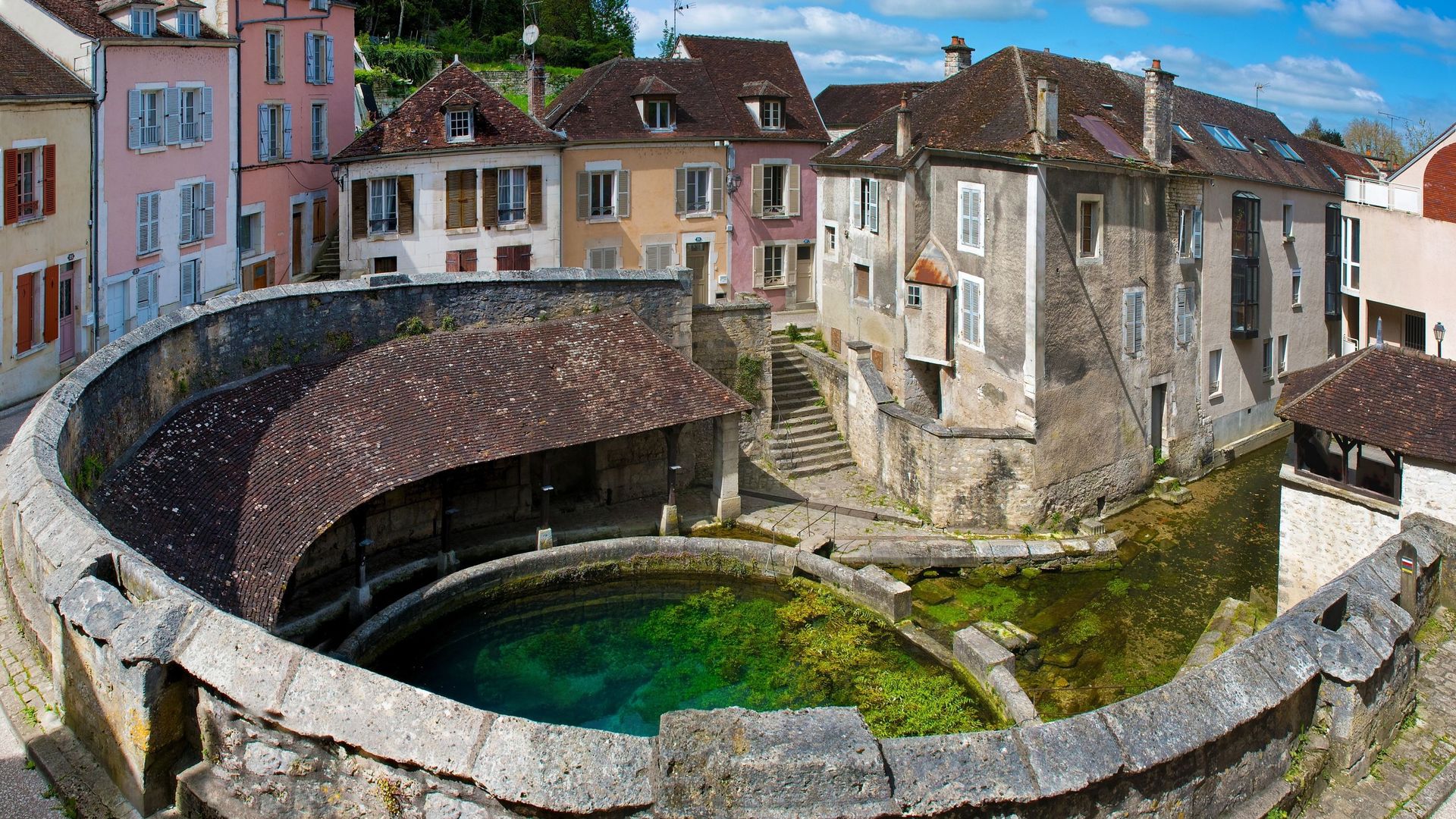 Les Guyot, une famille passionnée de châteaux et de rénovation - RTBF Actus