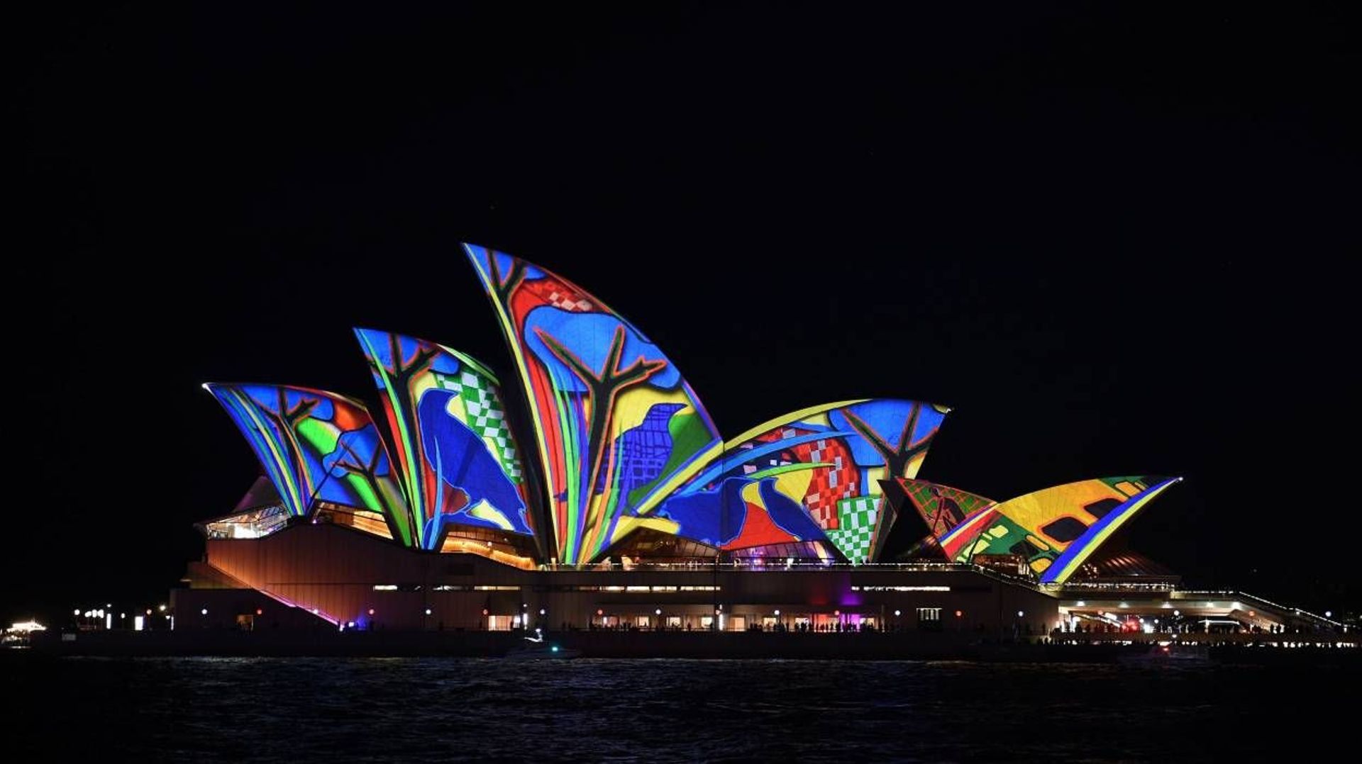 Au Maroc, l'habit de lumière du pont Mohammed VI éblouit Rabat - RTBF Actus