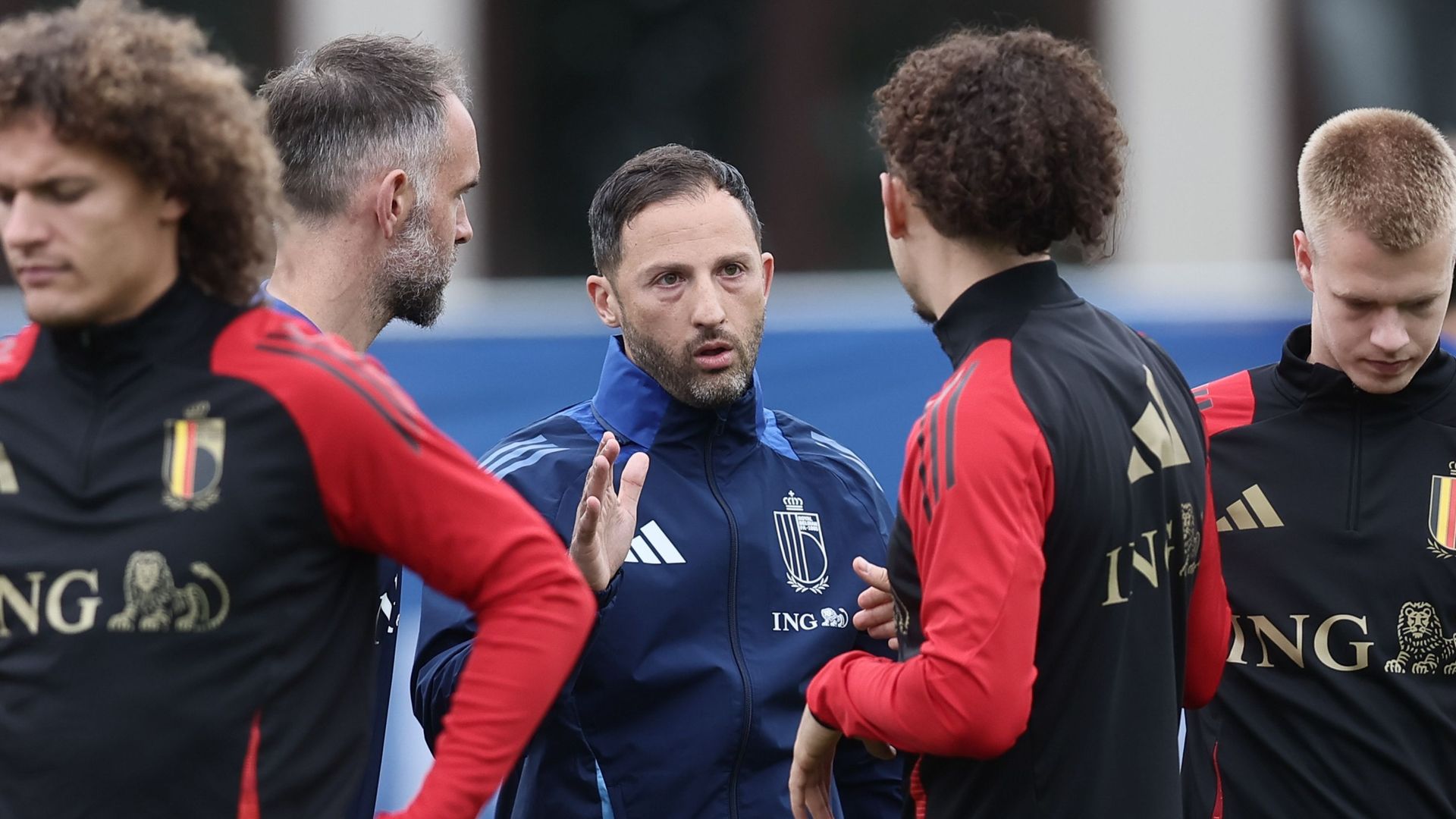 23 Diables Rouges à l'entrainement sur un meilleur terrain, Witsel à ...