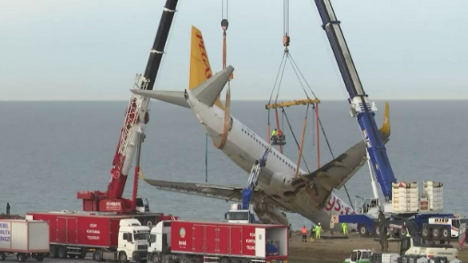 Sauvetage réussi pour l'avion qui avait presque fini dans la mer Noire ...