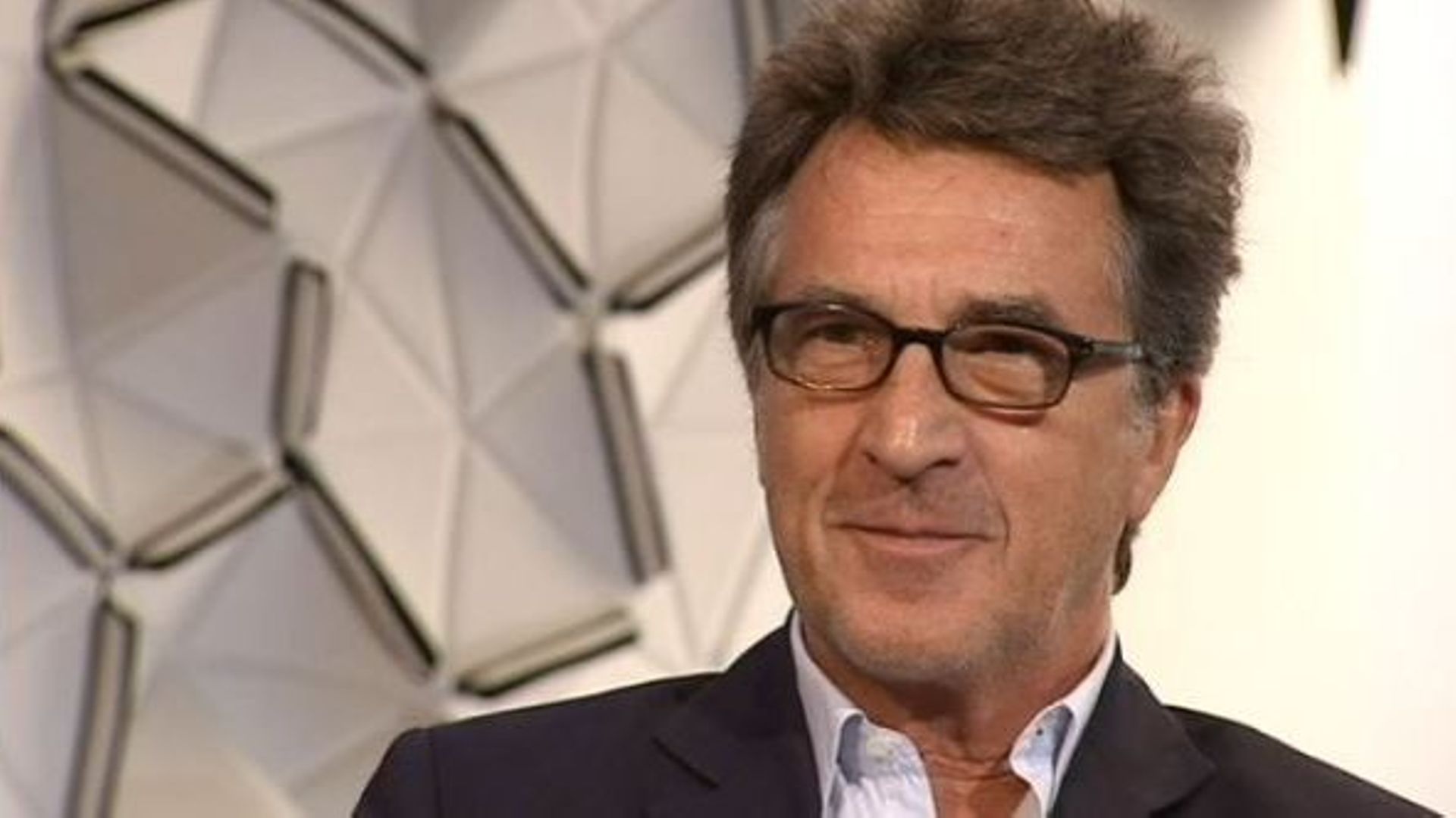 L'interview de François Cluzet pour 'Un moment d'égarement' - RTBF Actus
