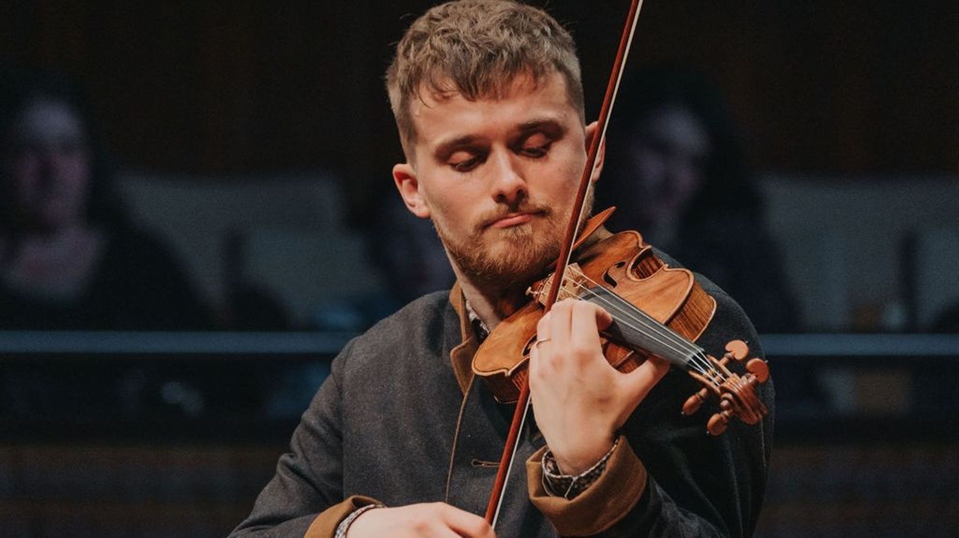 Dmitry Smirnov, qui avait bousculé les codes au Concours Reine Elisabeth, est de retour pour le ...