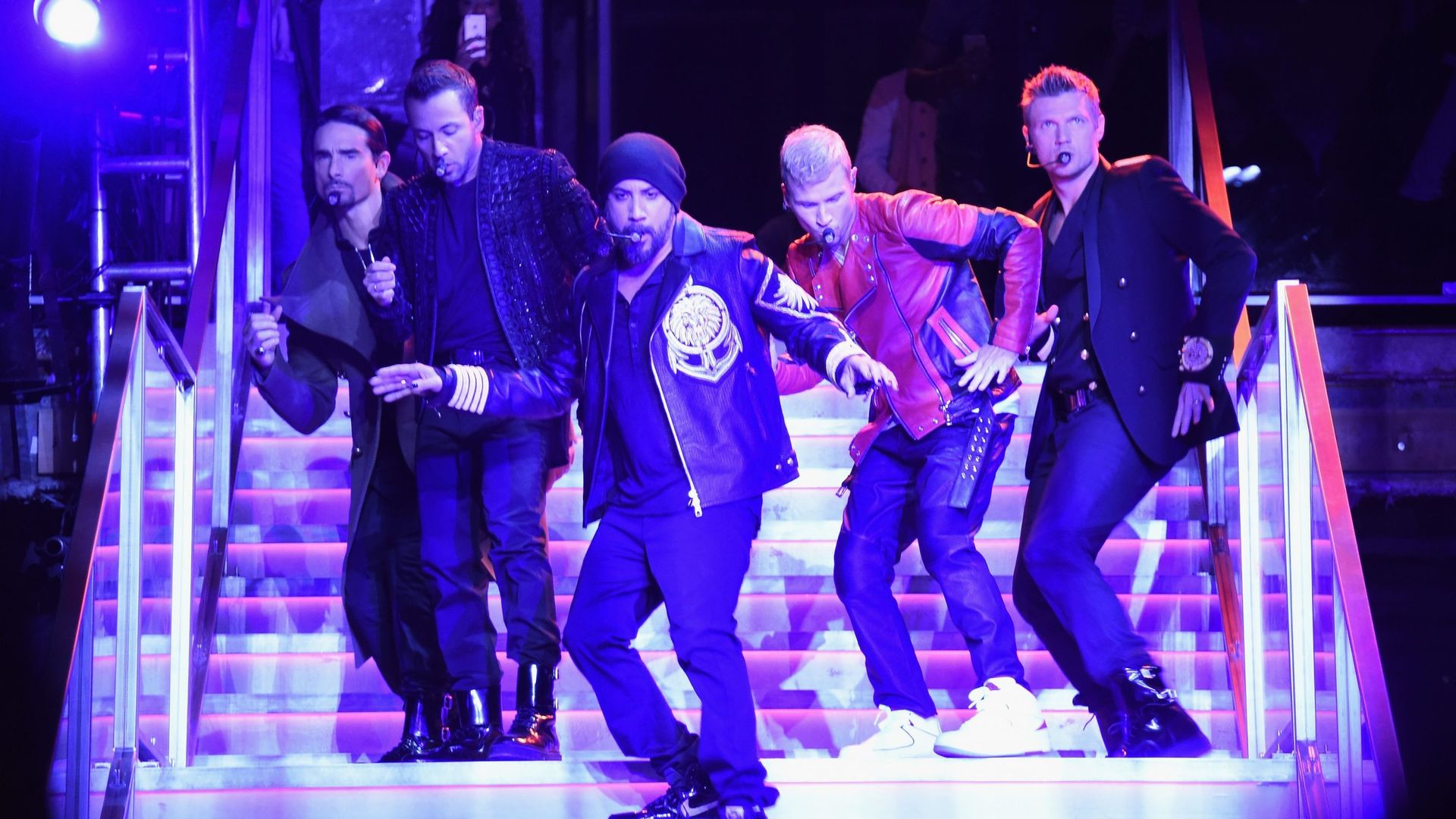 Les BackStreet Boys et Nsync dans un western à zombies - RTBF Actus