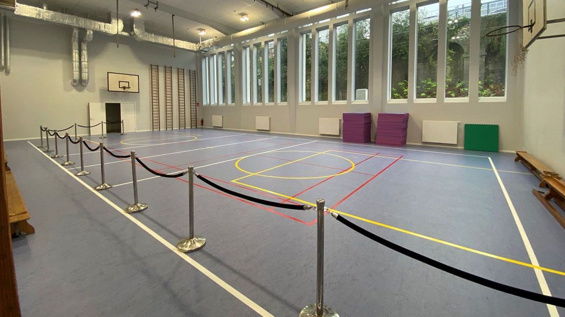 Verviers : une piscine quasi neuve après trois ans de travaux - RTBF Actus