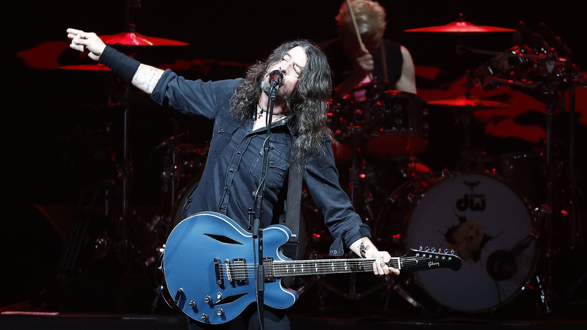St. Vincent dévoile un deuxième single avec Dave Grohl des Foo Fighters ...