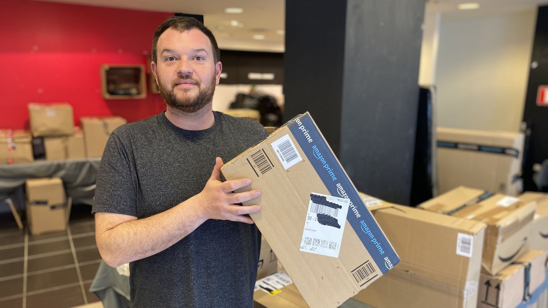 Le succès fou d’une boutique de colis perdus à Wavre, plusieurs tonnes ...