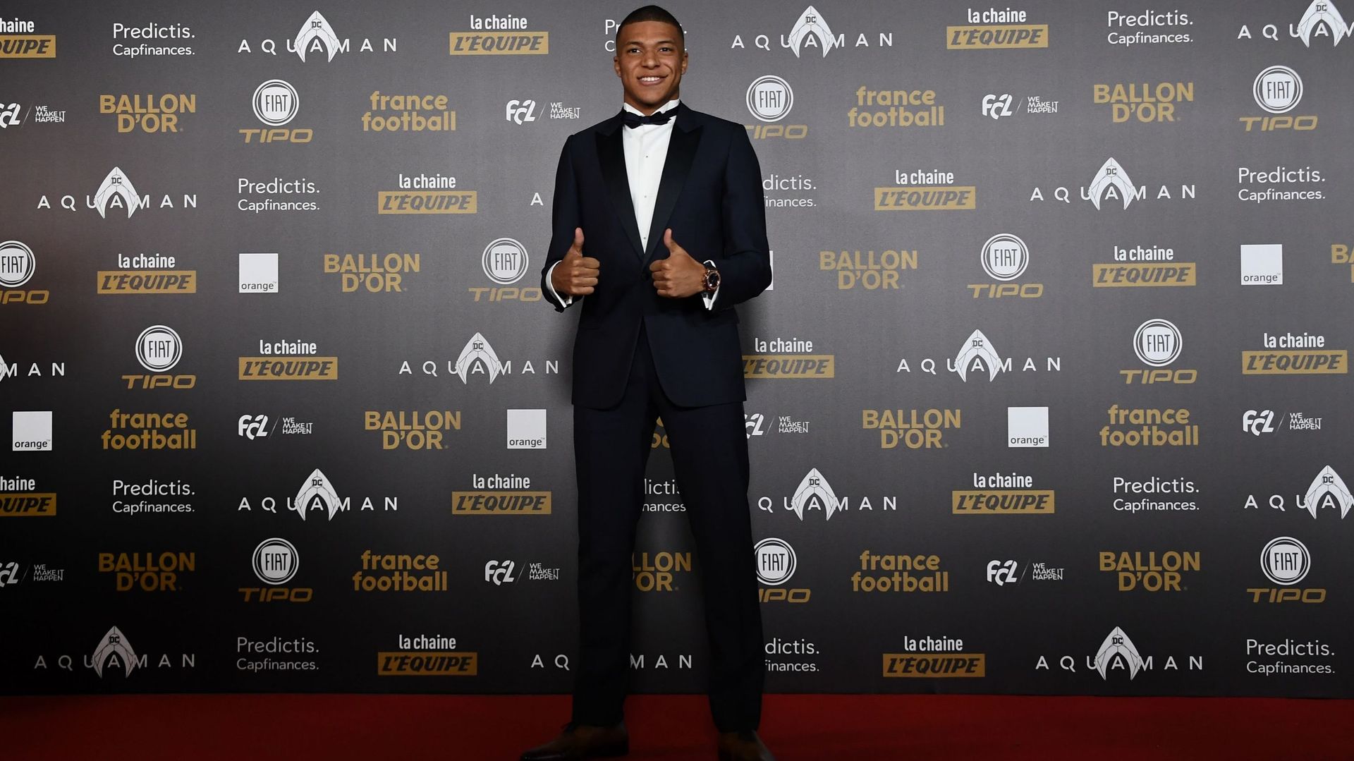 Kylian Mbappé reçoit le nouveau trophée Kopa, désignant le meilleur ... Kylian Mbappé reçoit le nouveau trophée Kopa, désignant le meilleur ...