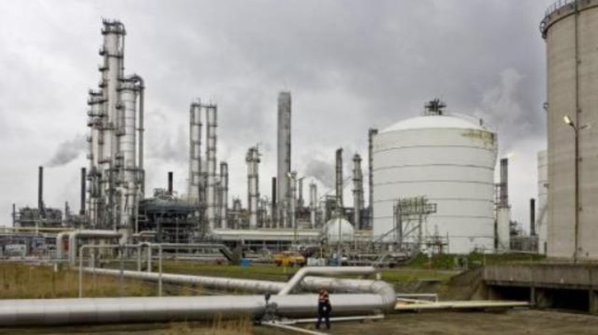 Une explosion et un violent incendie ravagent un site de Shell à ...