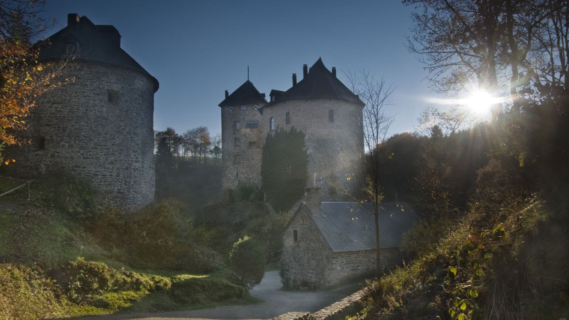 A découvrir : le Château de Reinhardstein - RTBF Actus