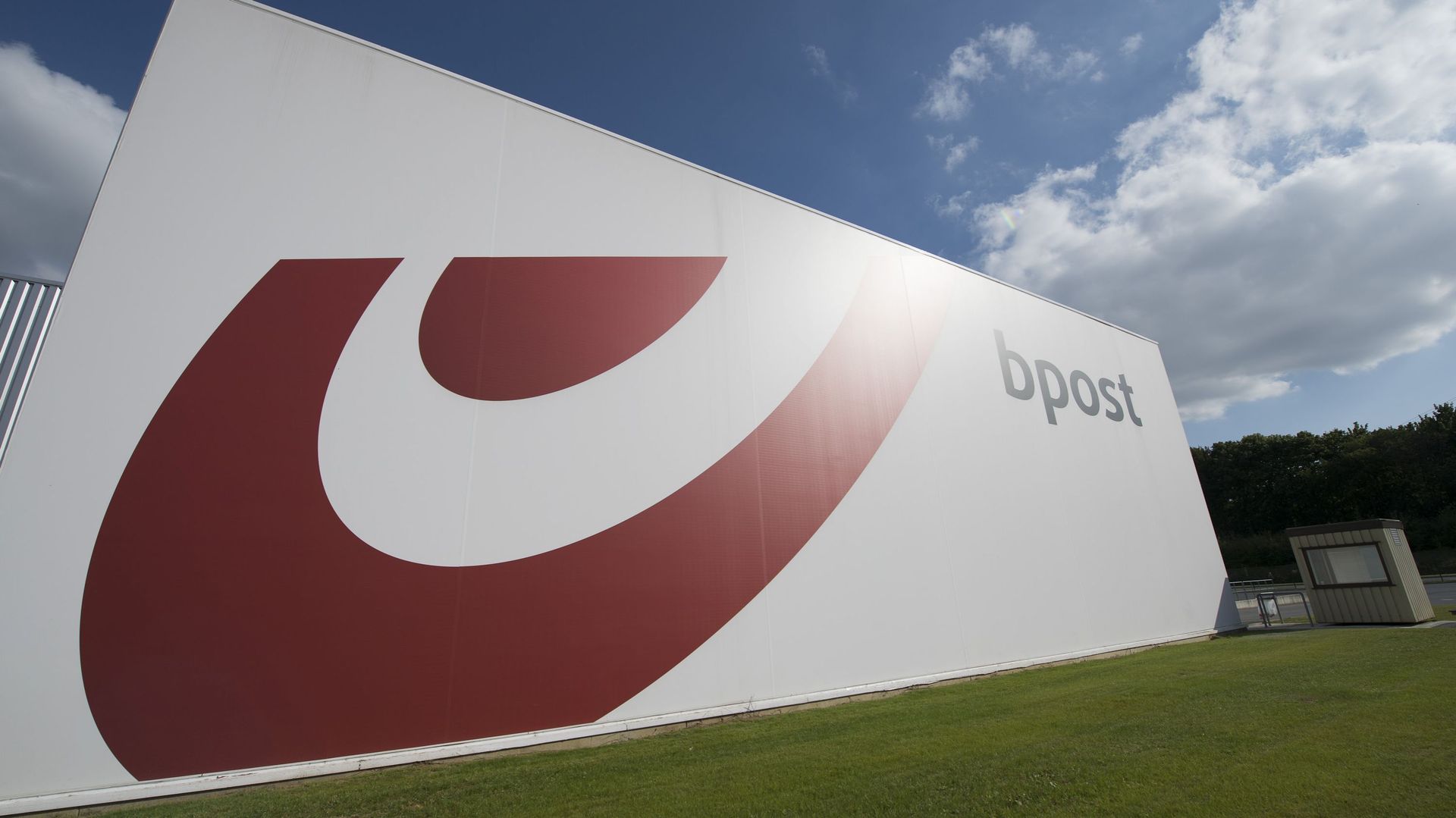 Bpost revient sur sa décision de faire payer les retraits d'argent ...