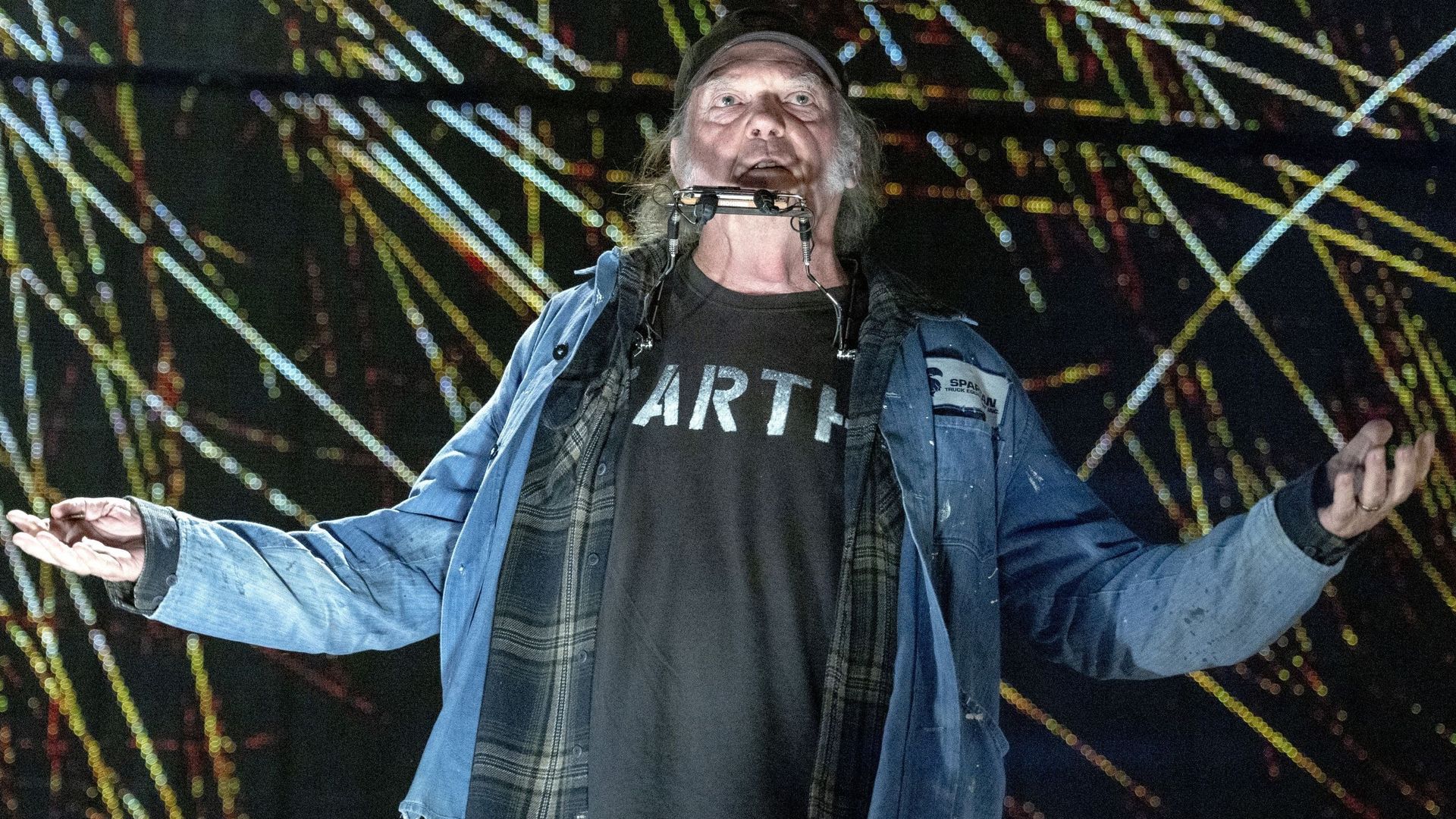 Neil Young, parmi sa collection de voitures, une Citroën 2 CV - RTBF Actus