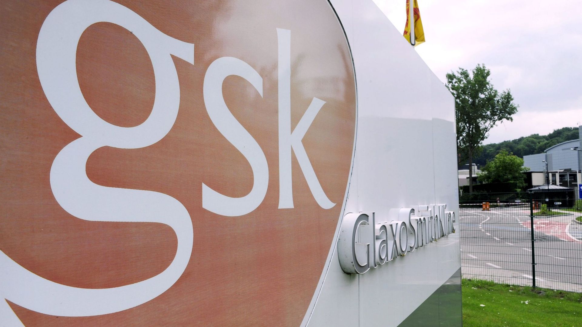 Actions syndicales devant les trois sites wallons de GSK - RTBF Actus