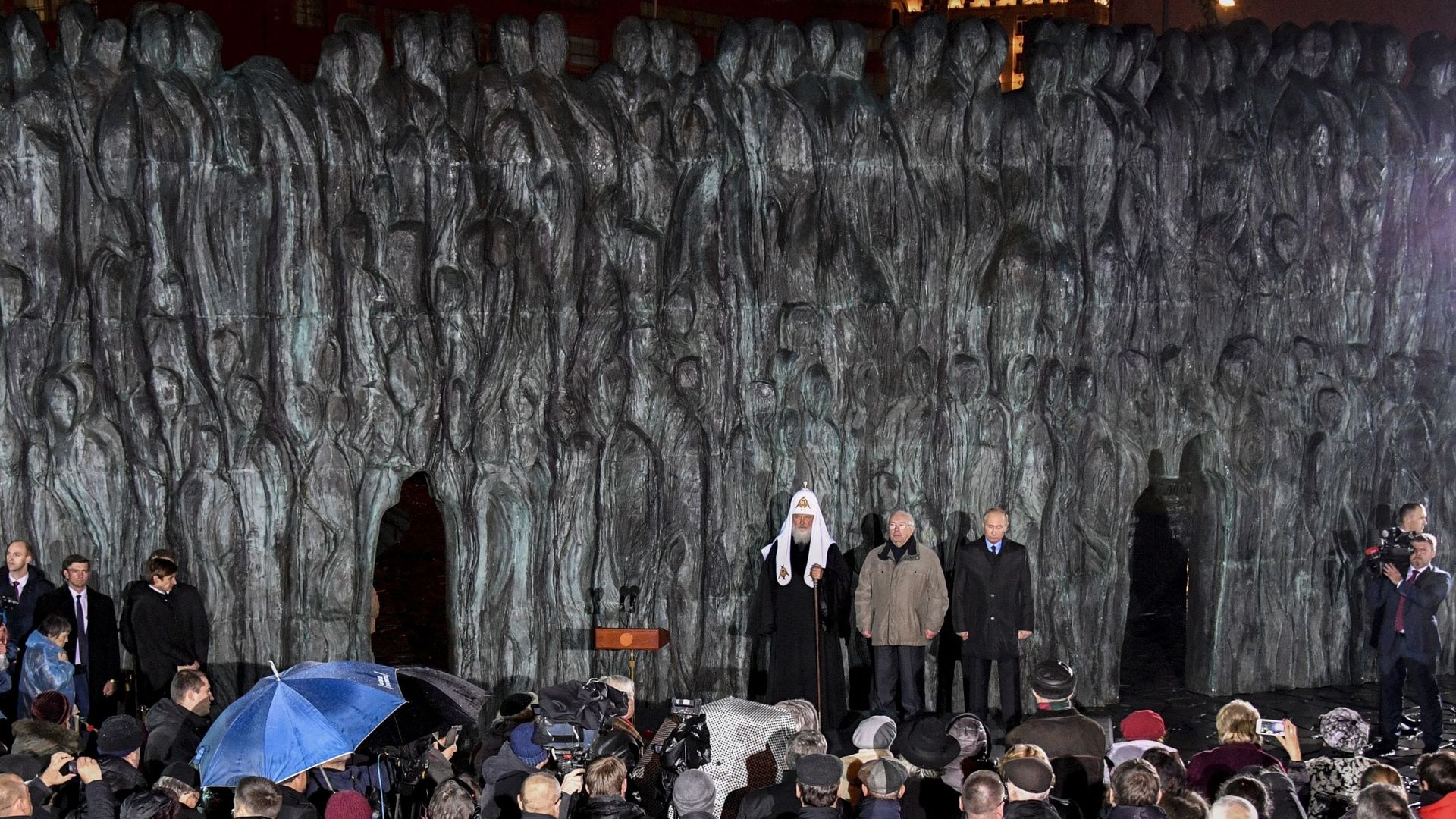 Poutine inaugure un mémorial aux victimes des répressions politiques ...