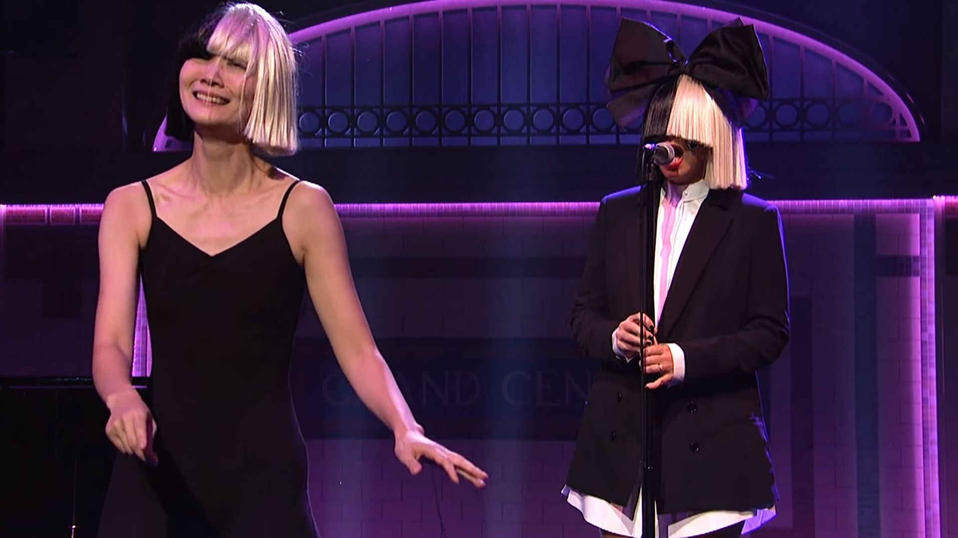 Nouvelles performances live avec chorégraphies très intenses pour Sia ...