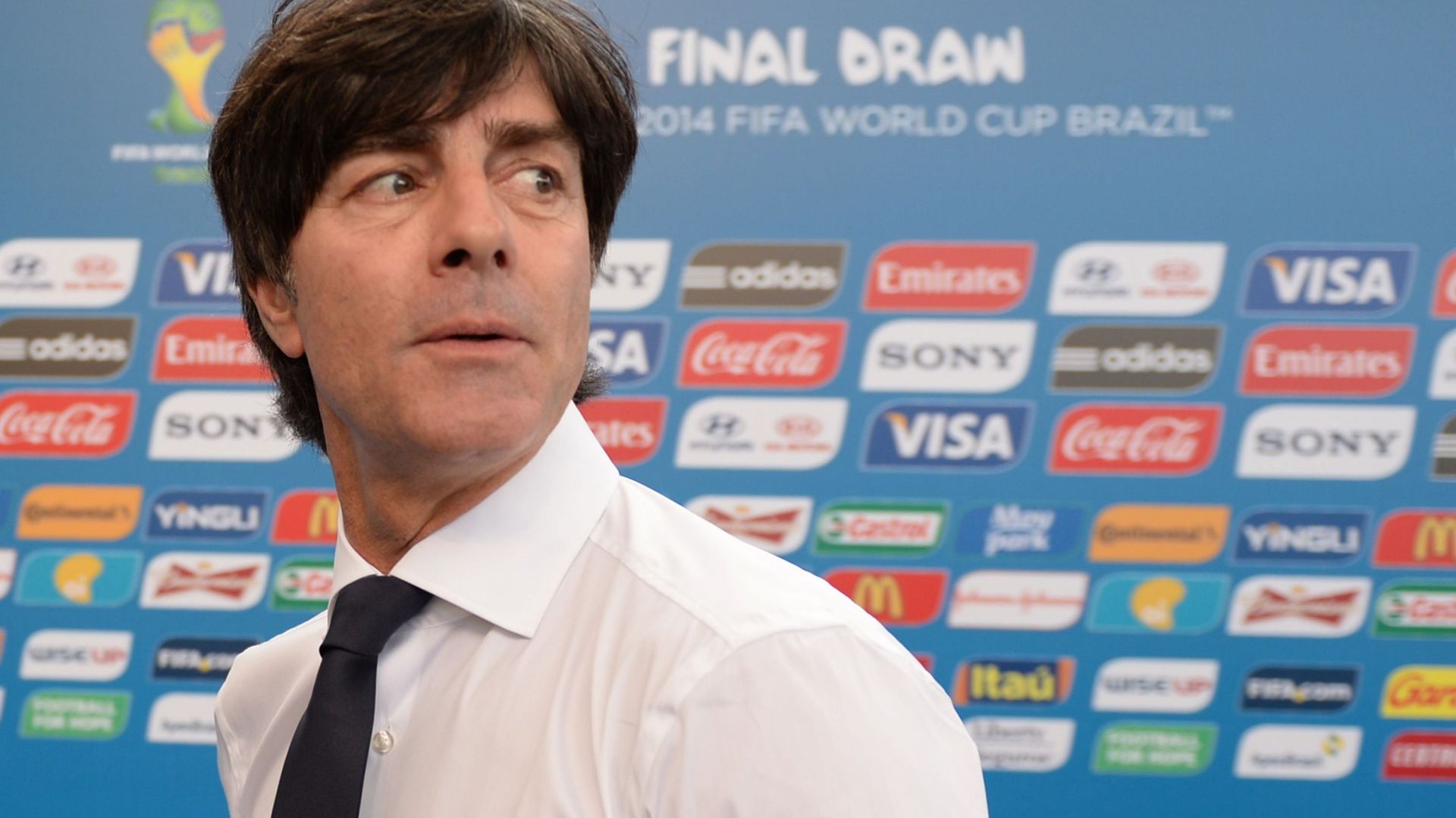 Cristiano Ronaldo reçoit son 3ème Ballon d'Or - RTBF Actus