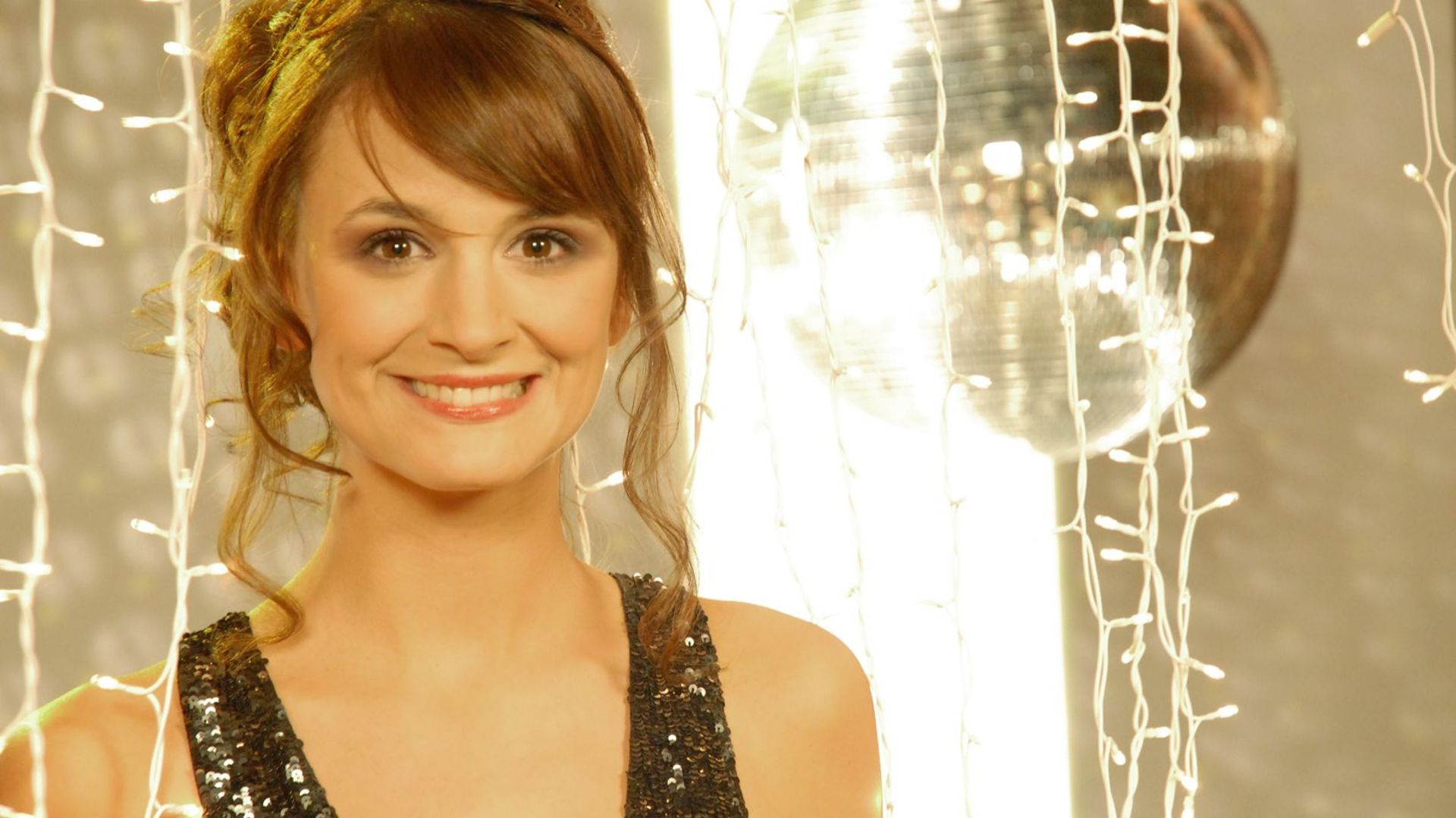 Passez le Réveillon en compagnie d’Elodie de Sélys ! (vidéos) - RTBF Actus