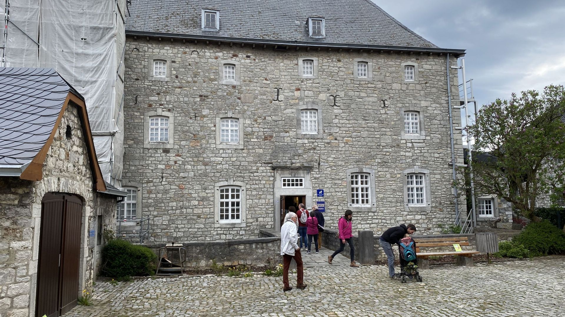 Le château de Raeren, une découverte rare de la vie dans un donjon ...