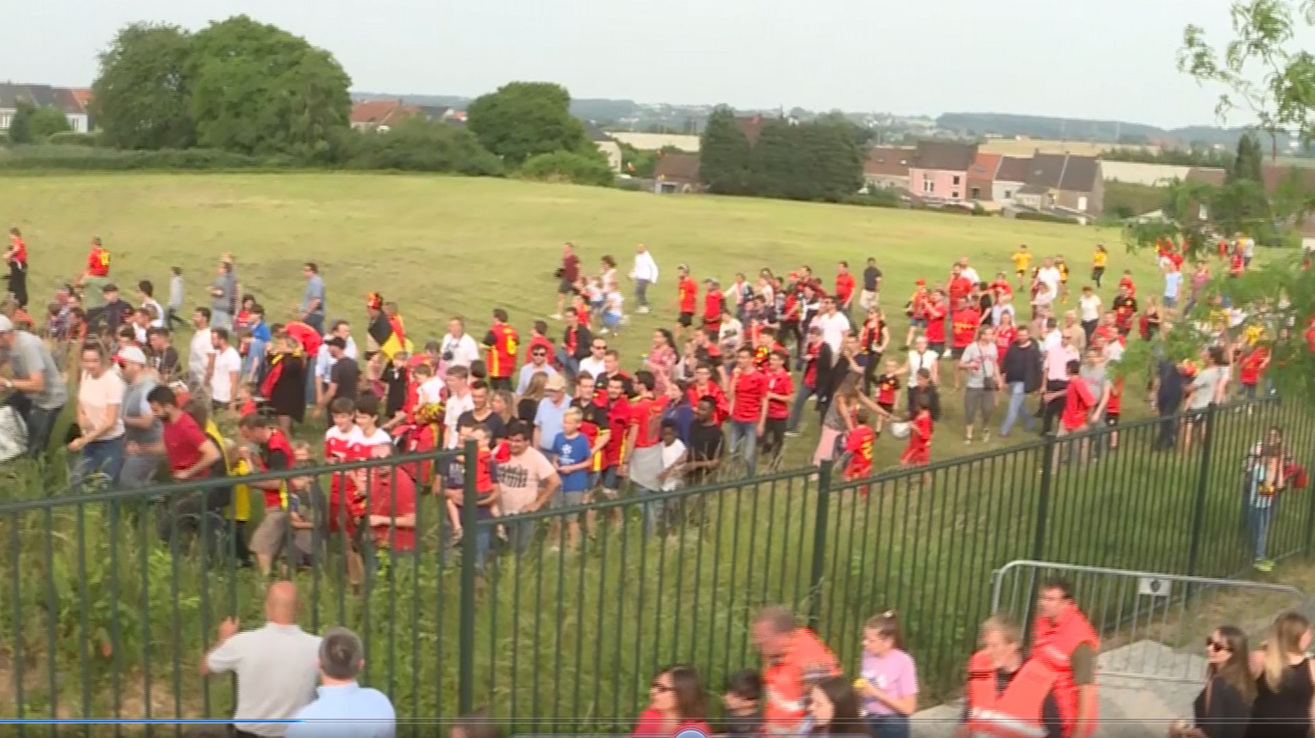 Les Diables victimes de leur succès, une centaine de fans force l ...