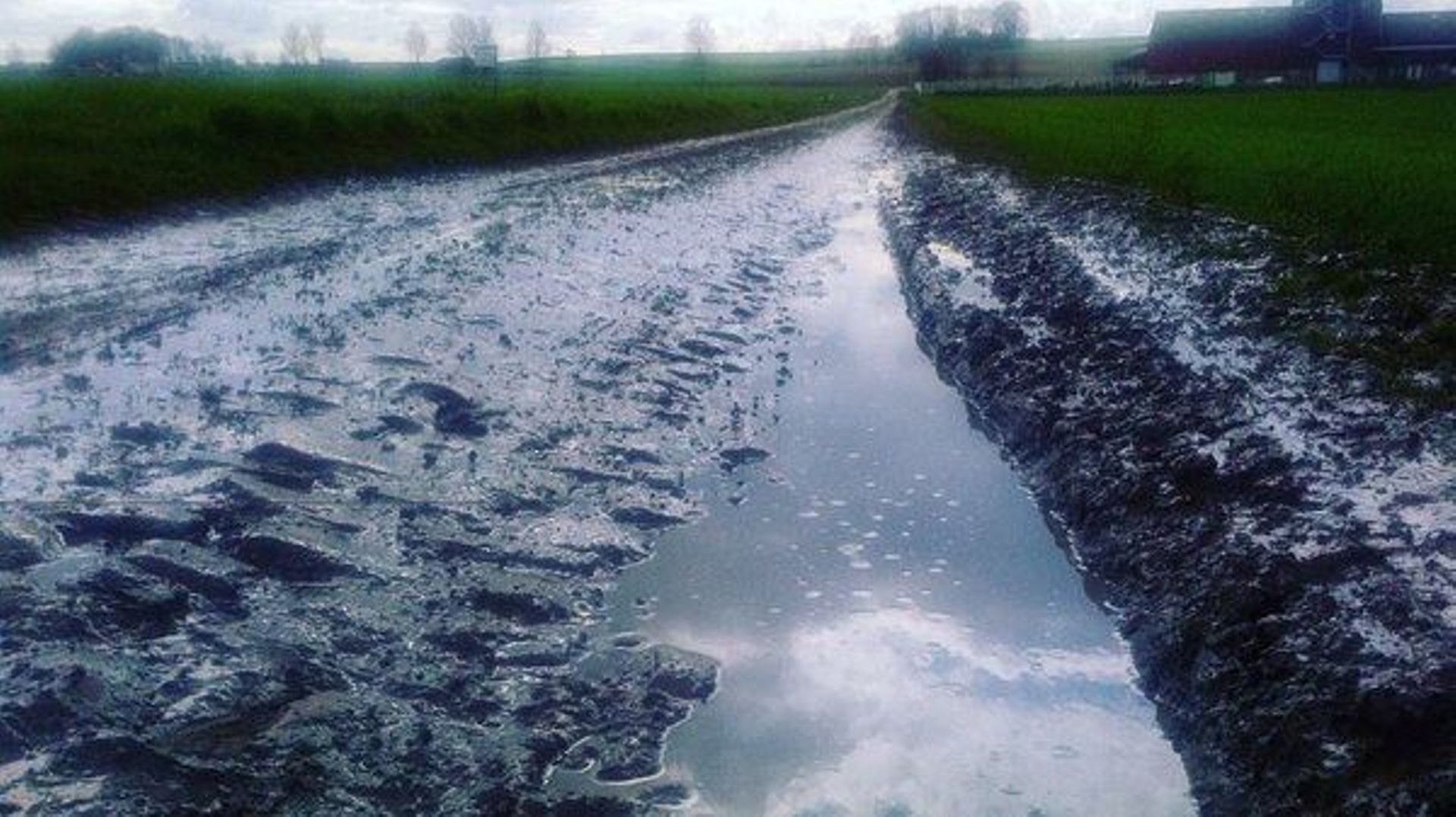 De la boue sur les pavés, des nuages sur Paris-Roubaix - RTBF Actus