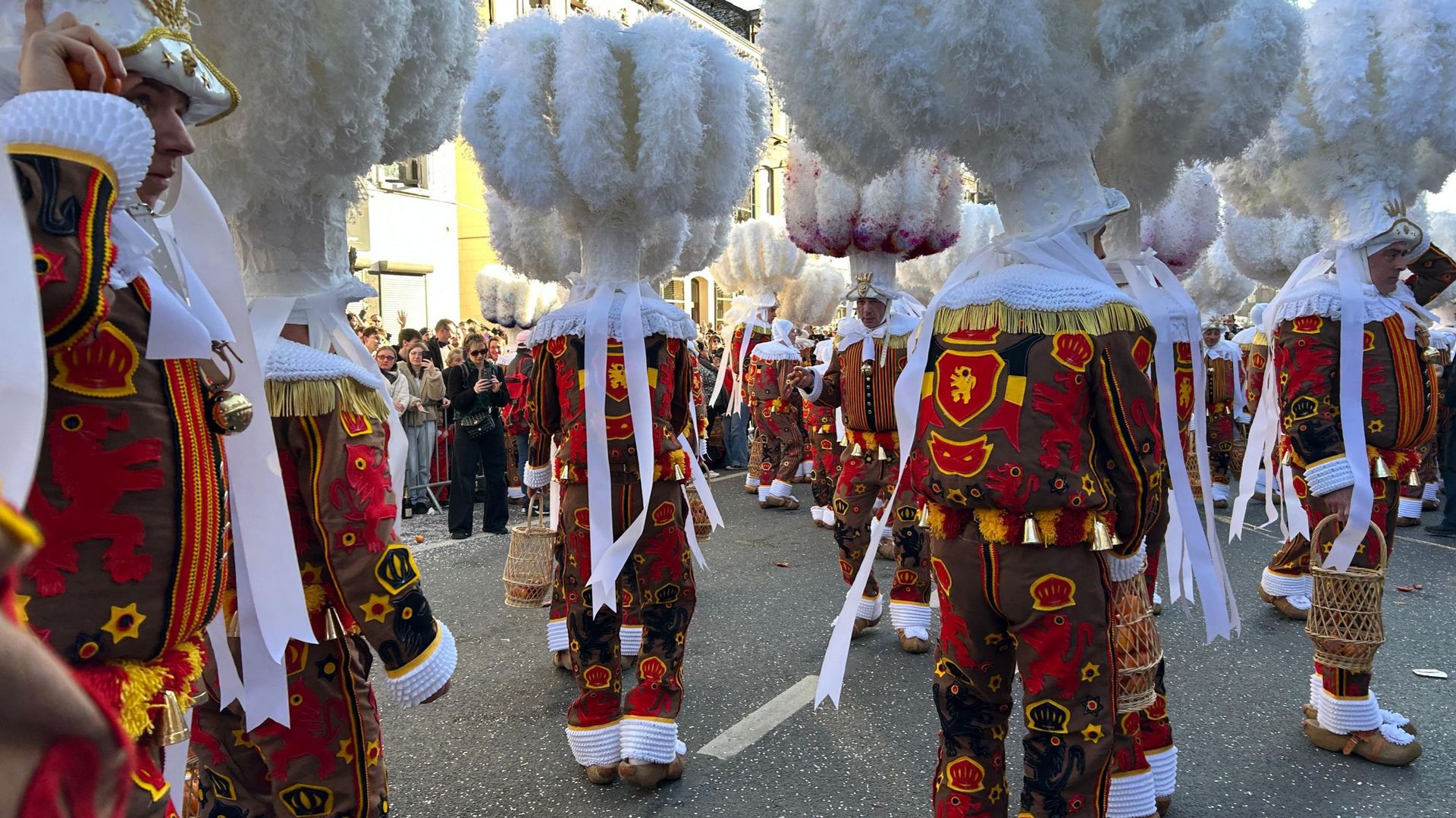 Carnaval de Binche : les Gilles ont sorti leurs chapeaux de plumes sous ...
