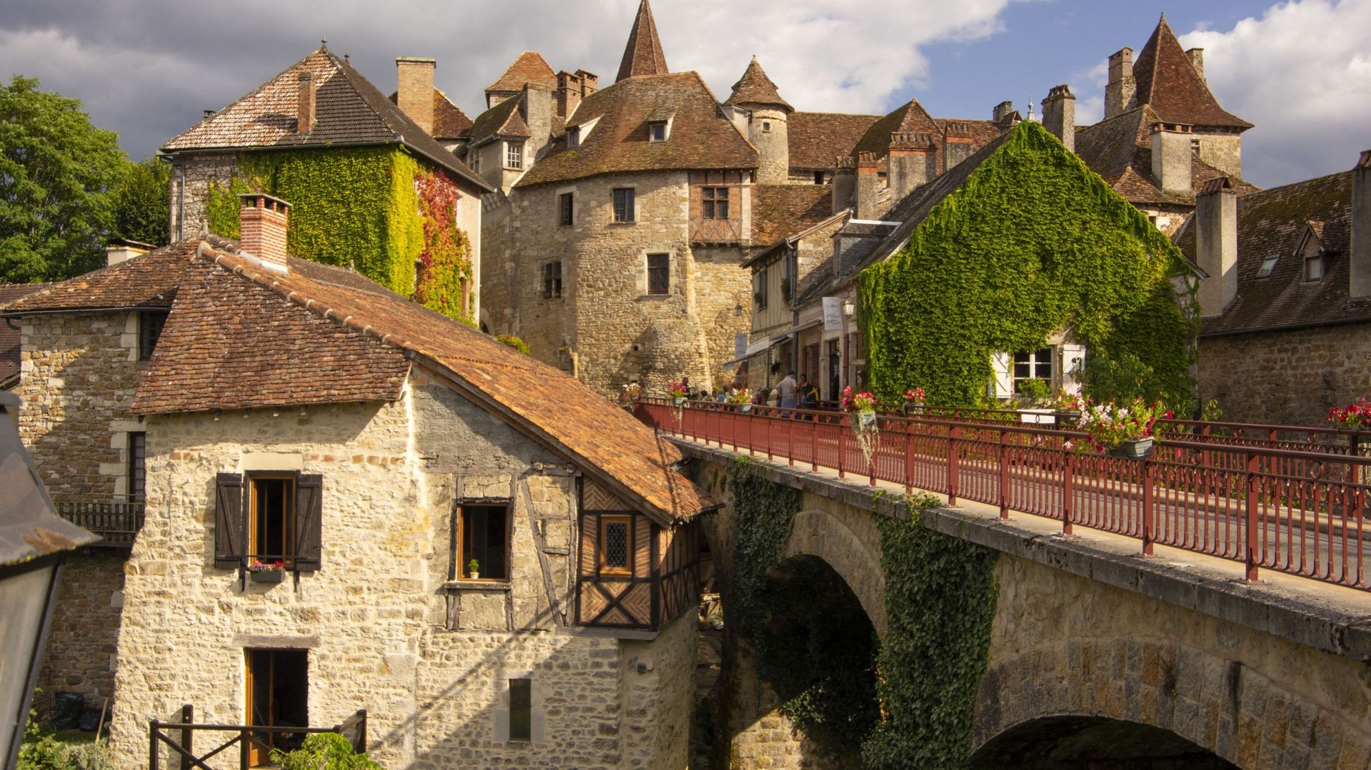 Les Guyot, une famille passionnée de châteaux et de rénovation - RTBF Actus