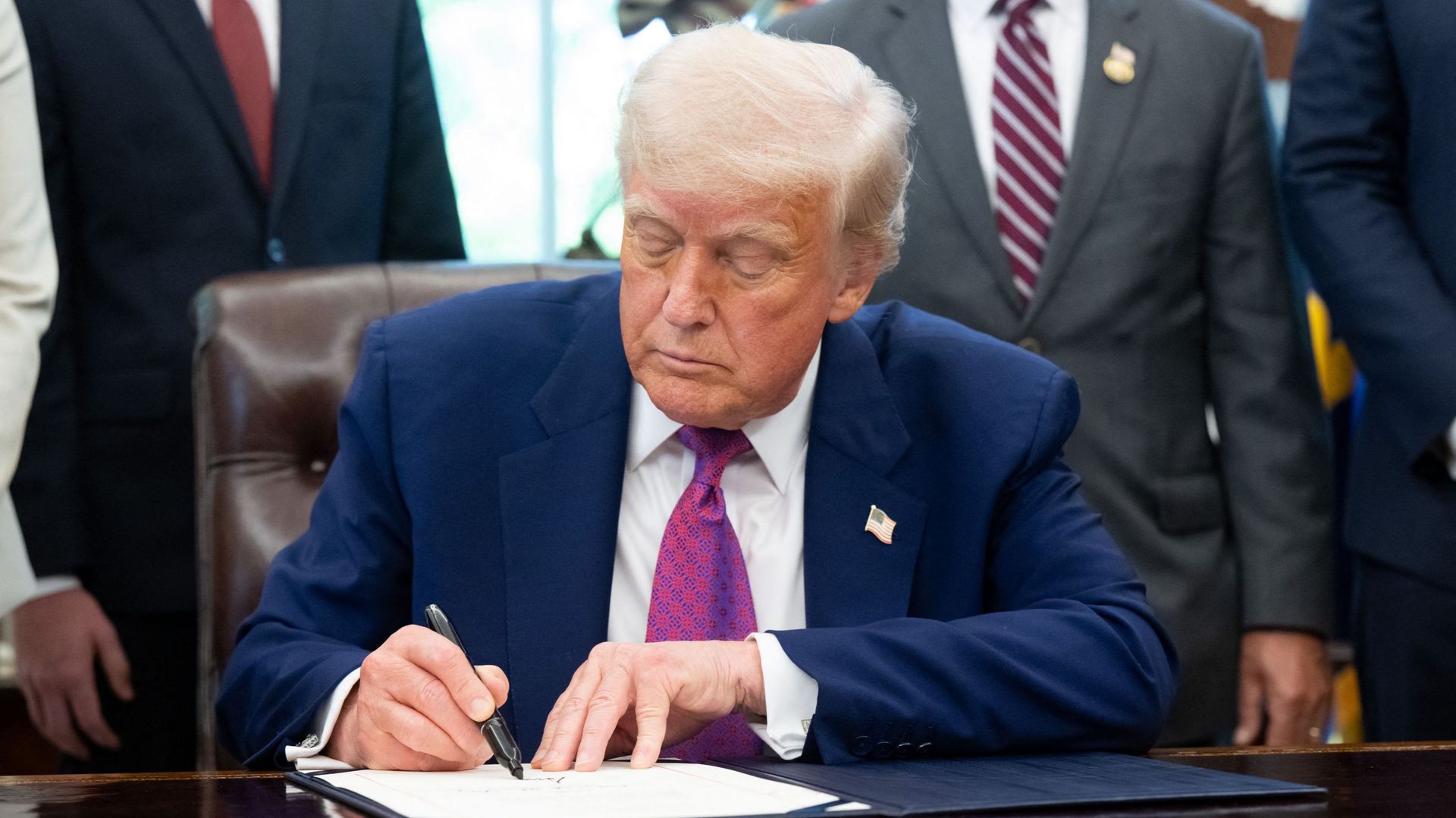 Le président américain Donald Trump signe un décret pour proposer aux clandestins des vols ...