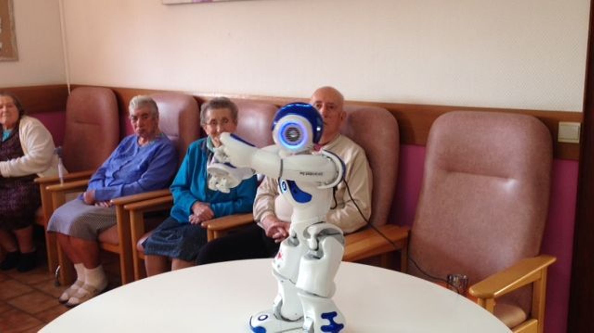 Tertre: Zora le robot au service des personnes âgées - RTBF Actus