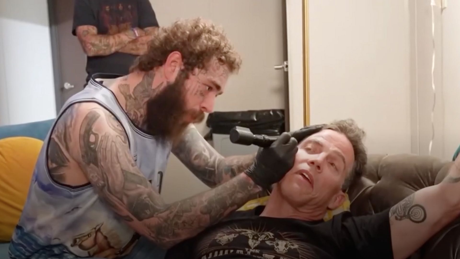 Quand Steve-O (Jackass) se fait tatouer un pénis sur le visage par Post ...