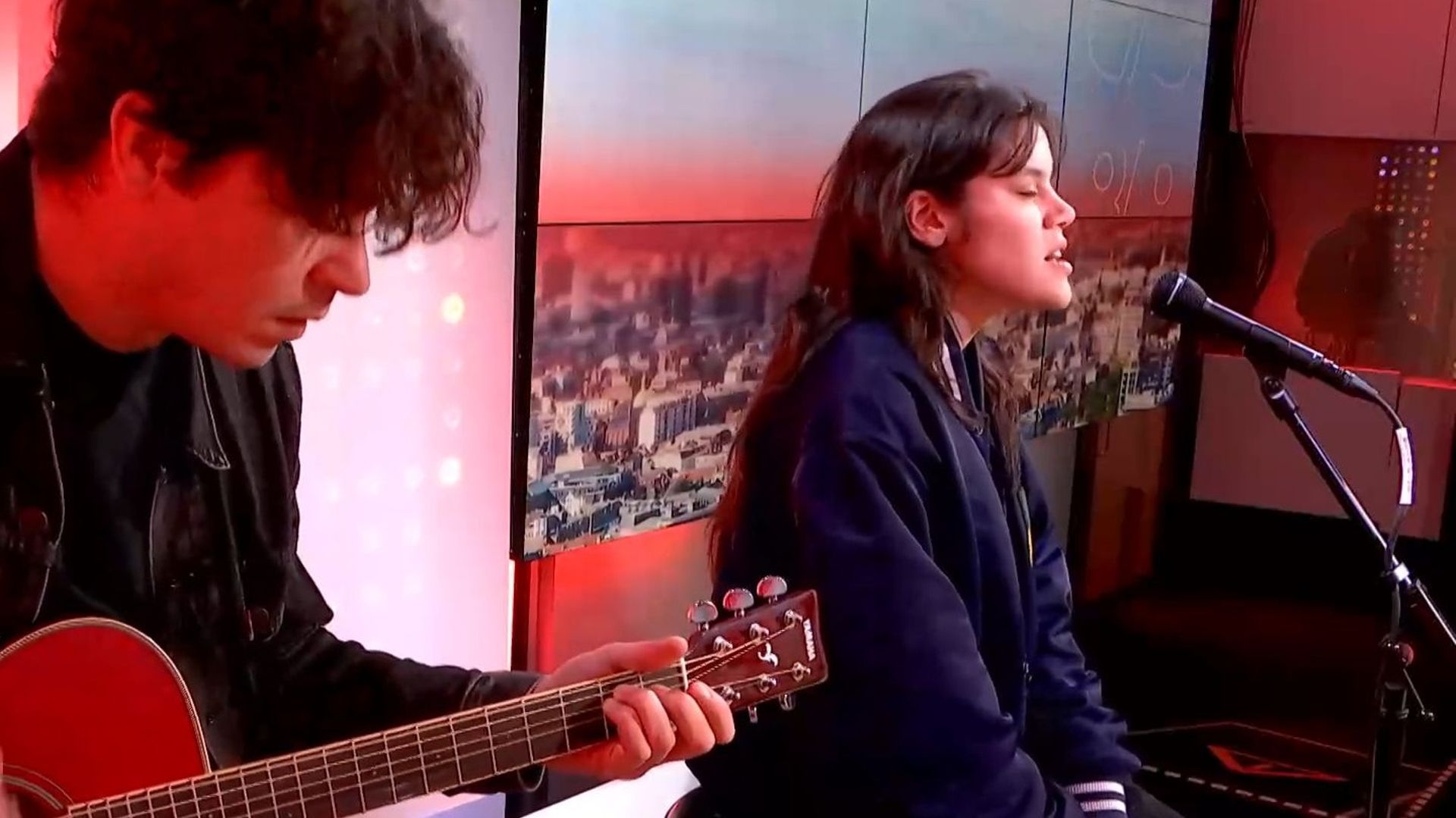 Rori présente son dernier single 'Loser' qu’elle interprète en live ...