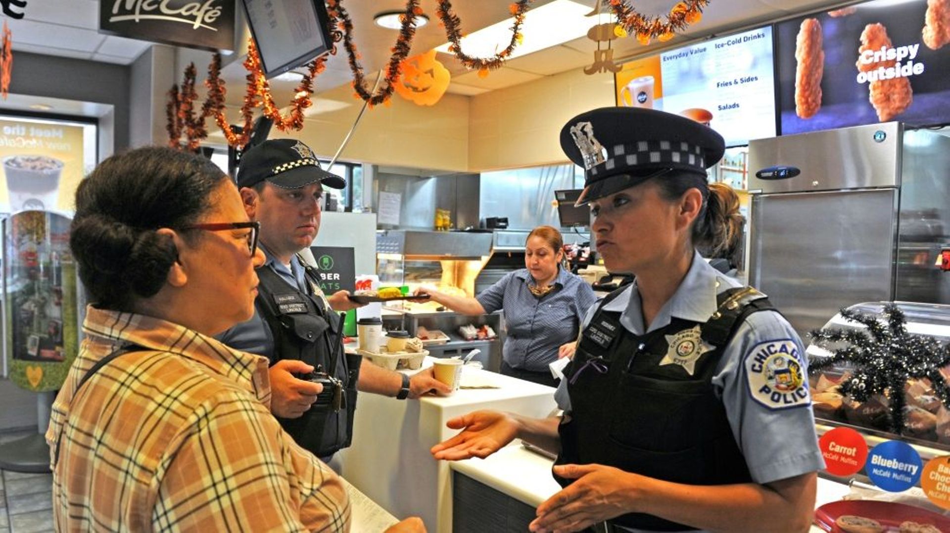 A Chicago, 'un café avec la police' pour regagner la confiance de la ...