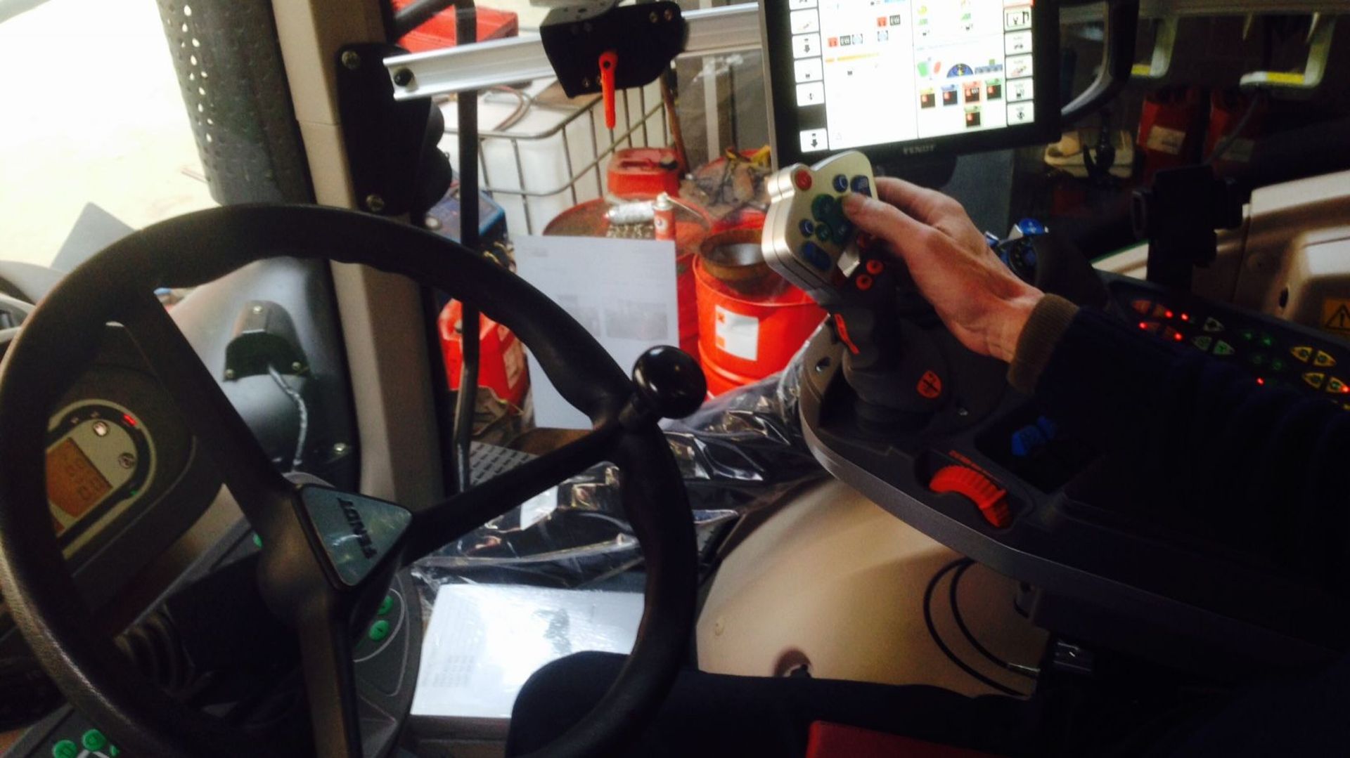 Quand la cabine des tracteurs se transforme en cockpit - RTBF Actus