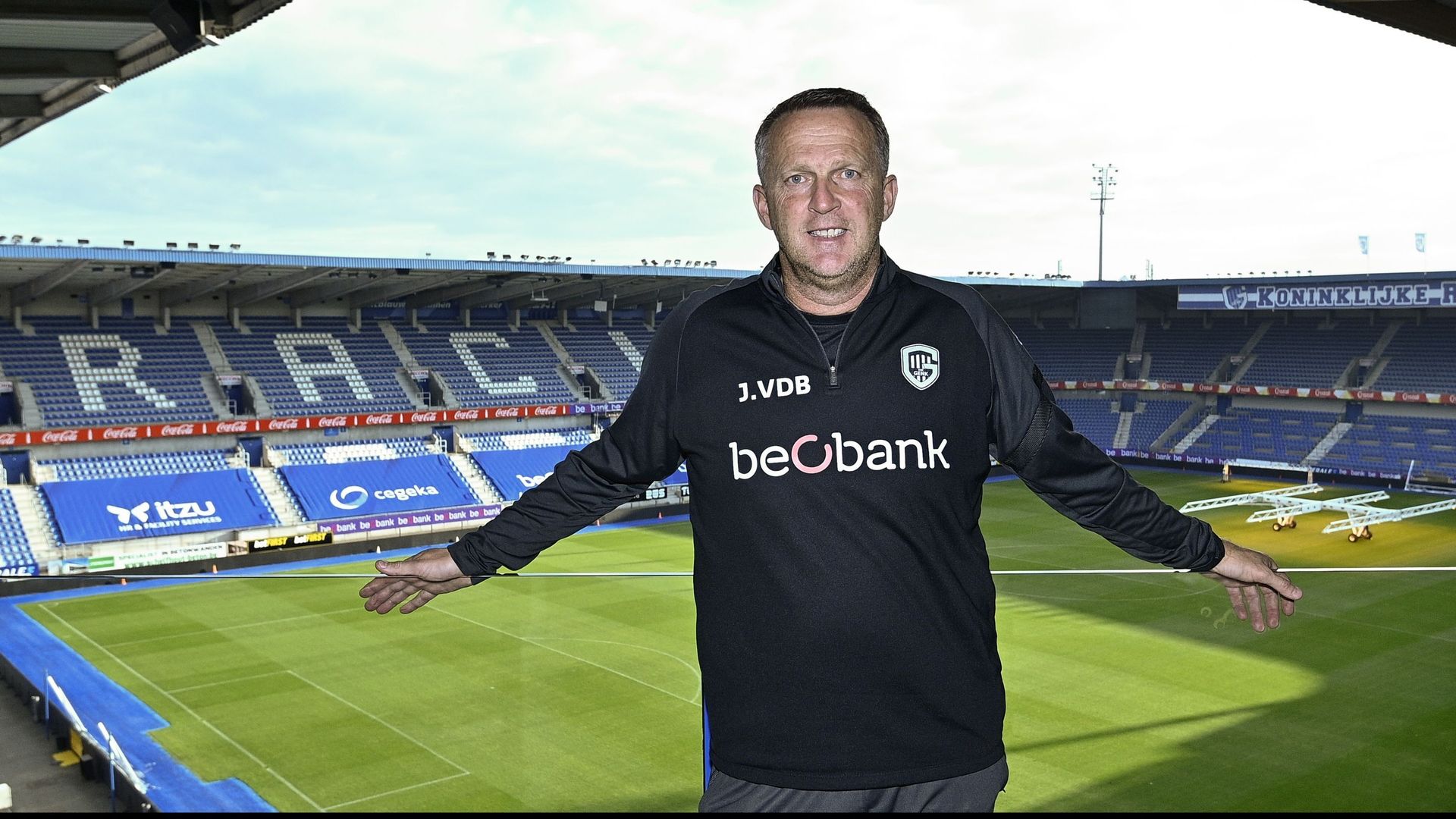 Van den Brom arrive à Genk : 'Je prône toujours le beau jeu, parfois un ...