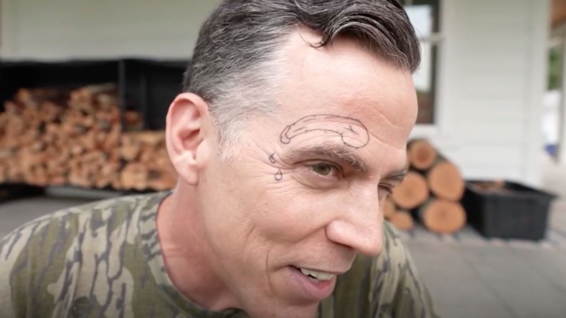 Quand Steve-O (Jackass) se fait tatouer un pénis sur le visage par Post ...