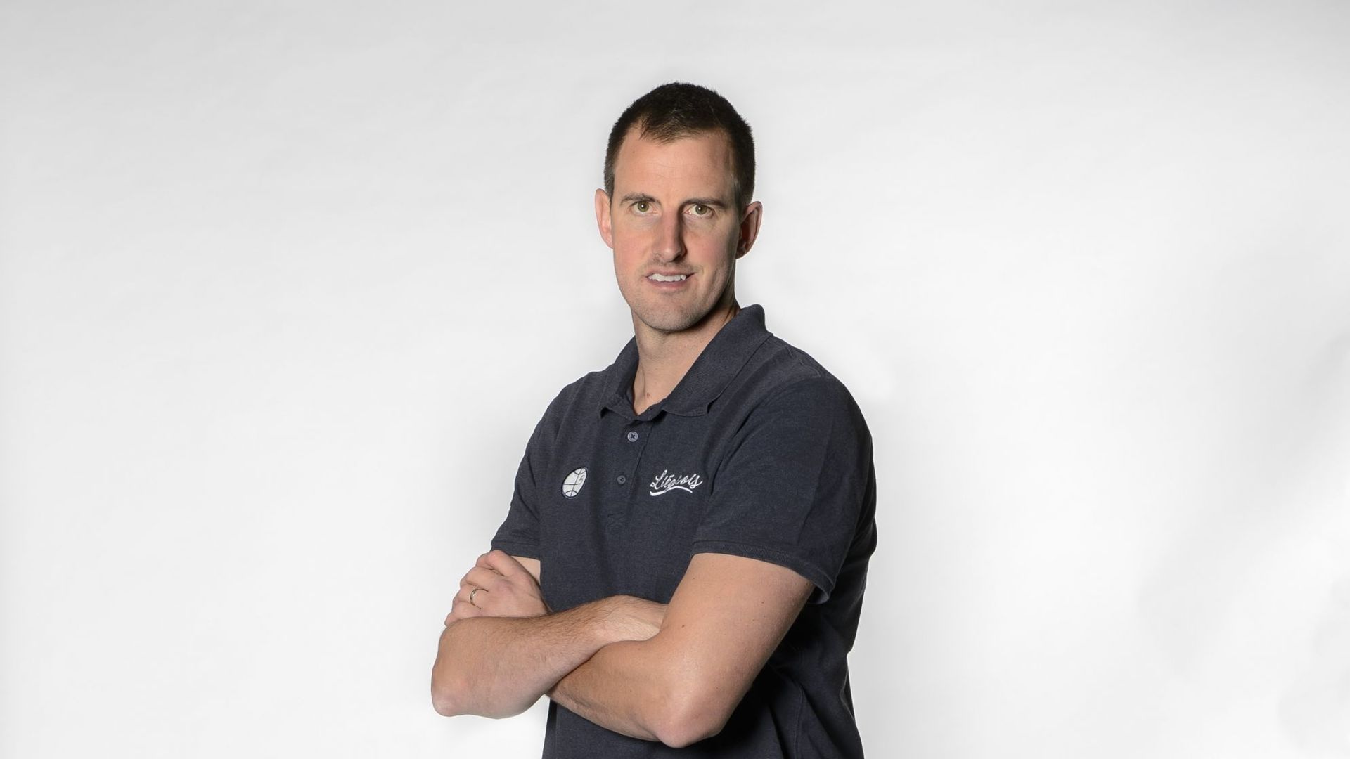 Un coach adjoint sur le terrain, Sacha Massot sur le parquet face à ...