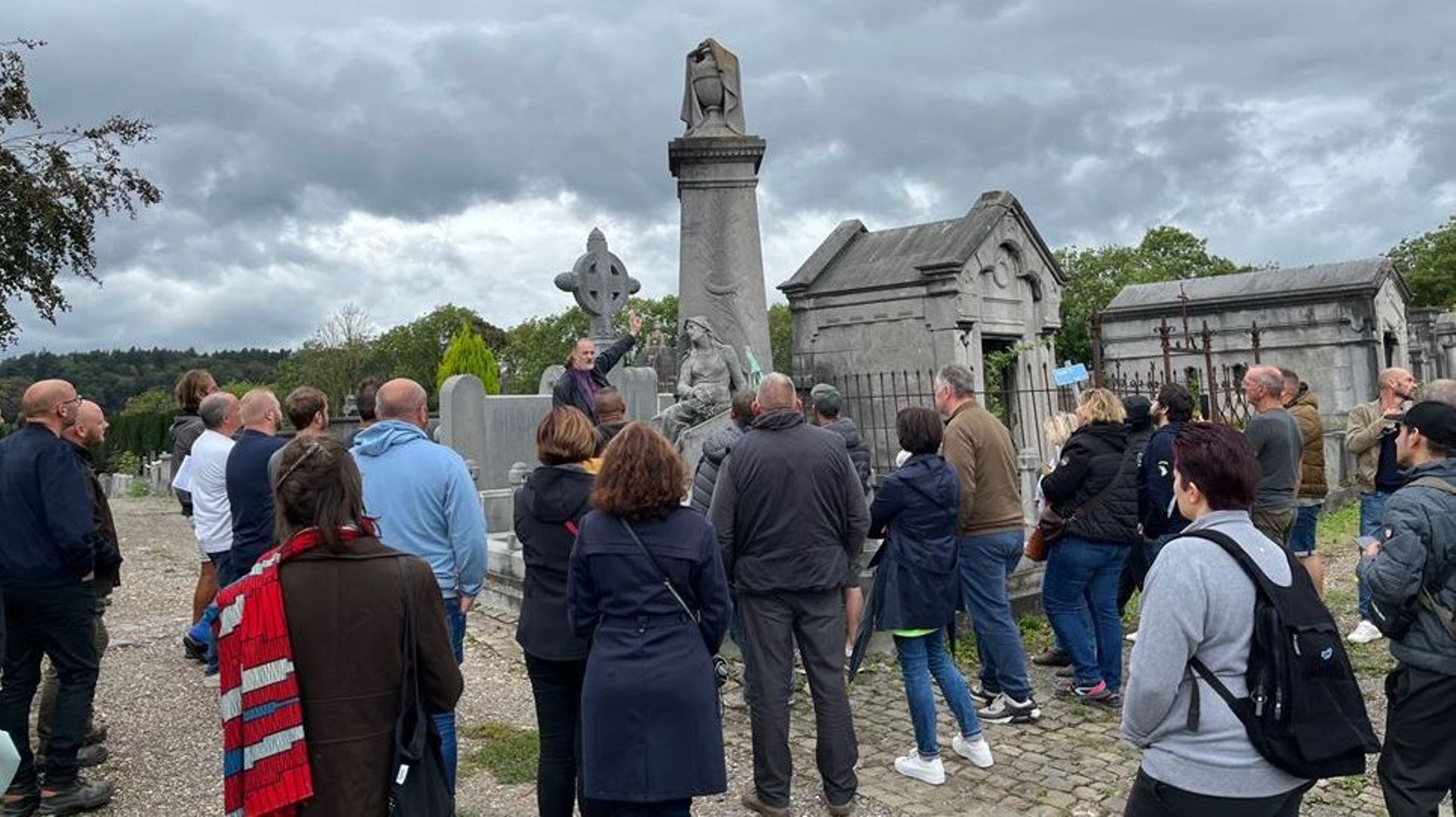Une formation pour devenir fossoyeur - RTBF Actus