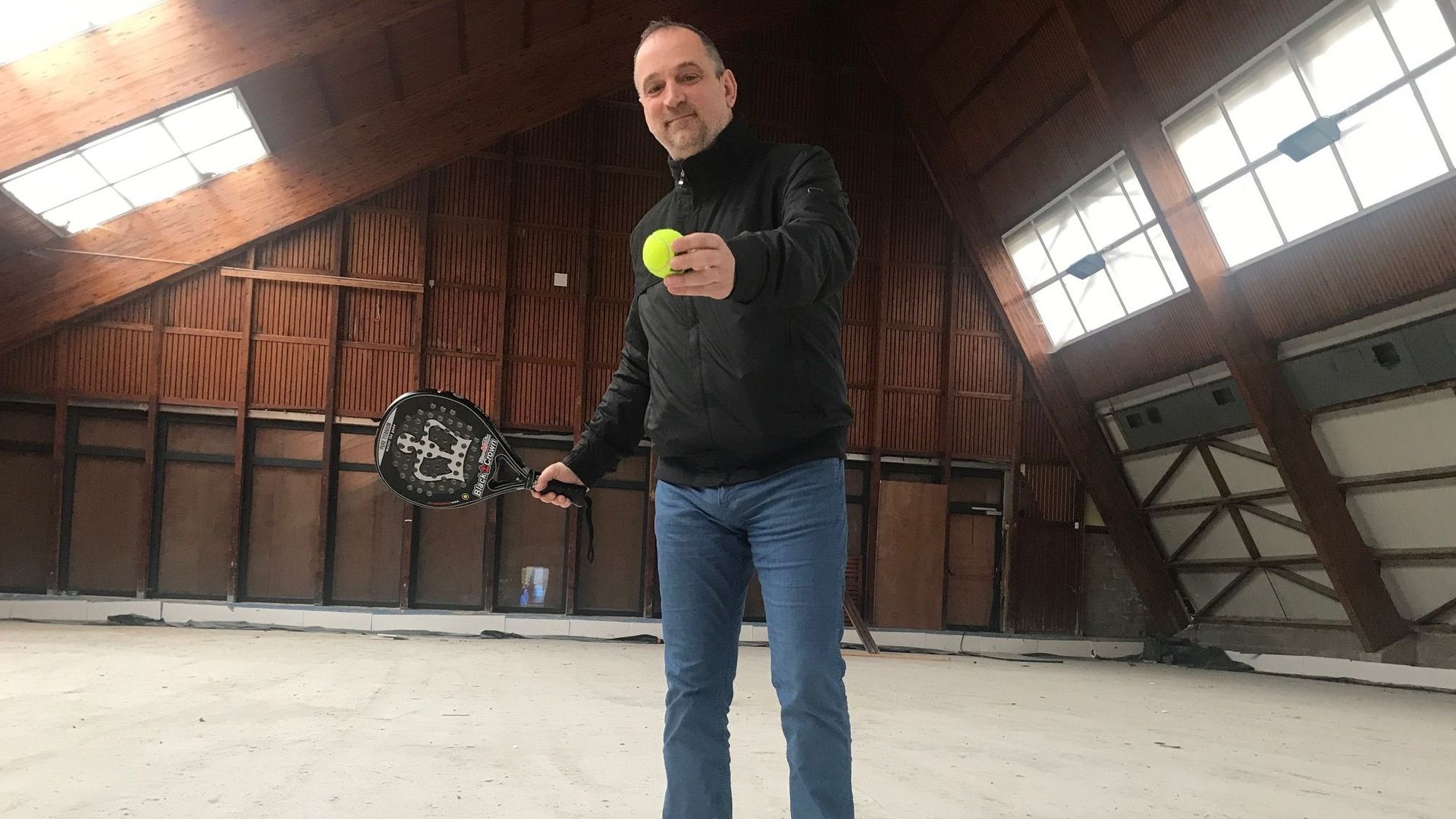 Courcelles: l'ancienne piscine va accueillir deux terrains de padel - RTBF Actus