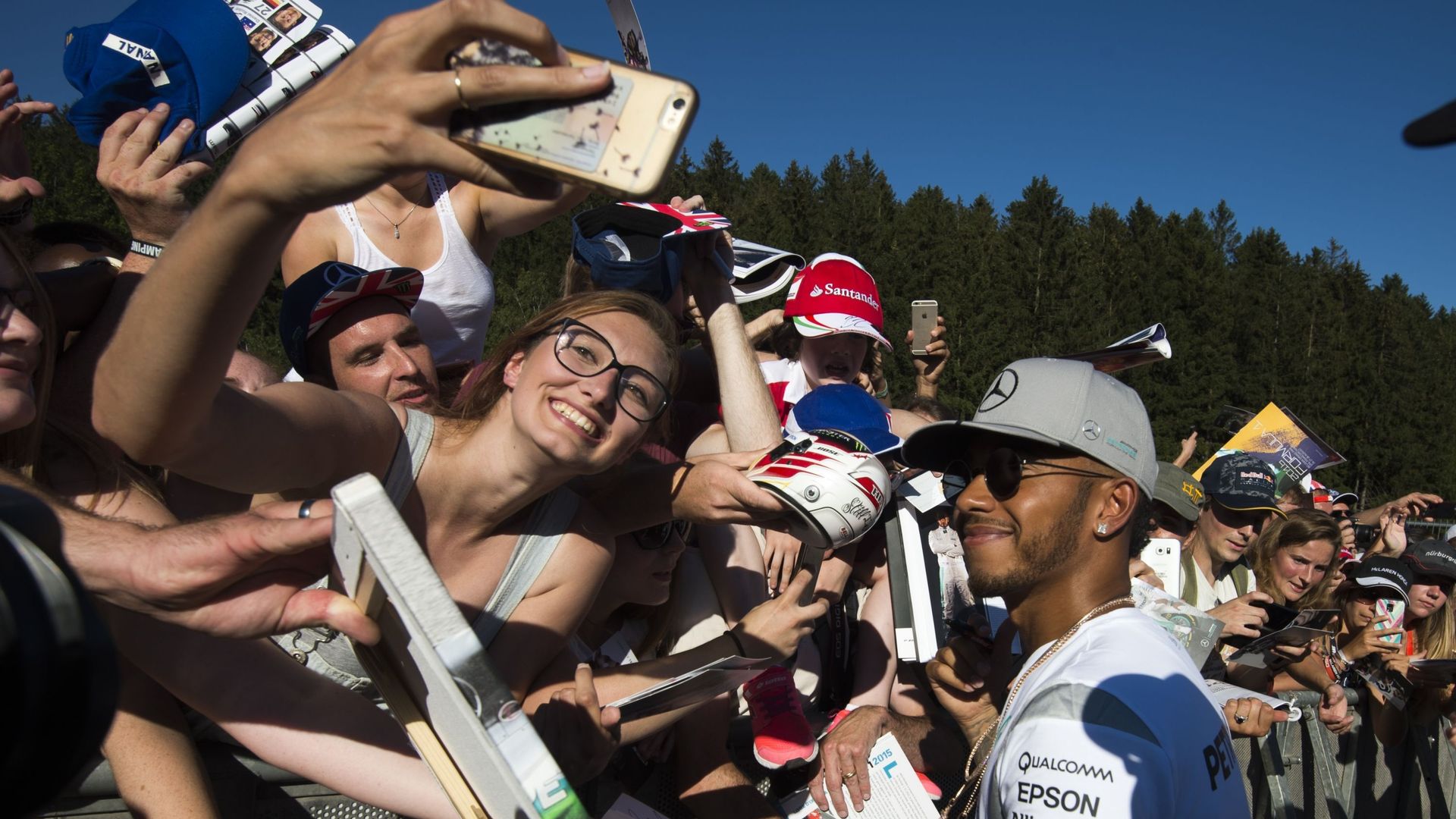 Les pilotes de F1 passent, les foules s'amassent... sous les 30 degrés