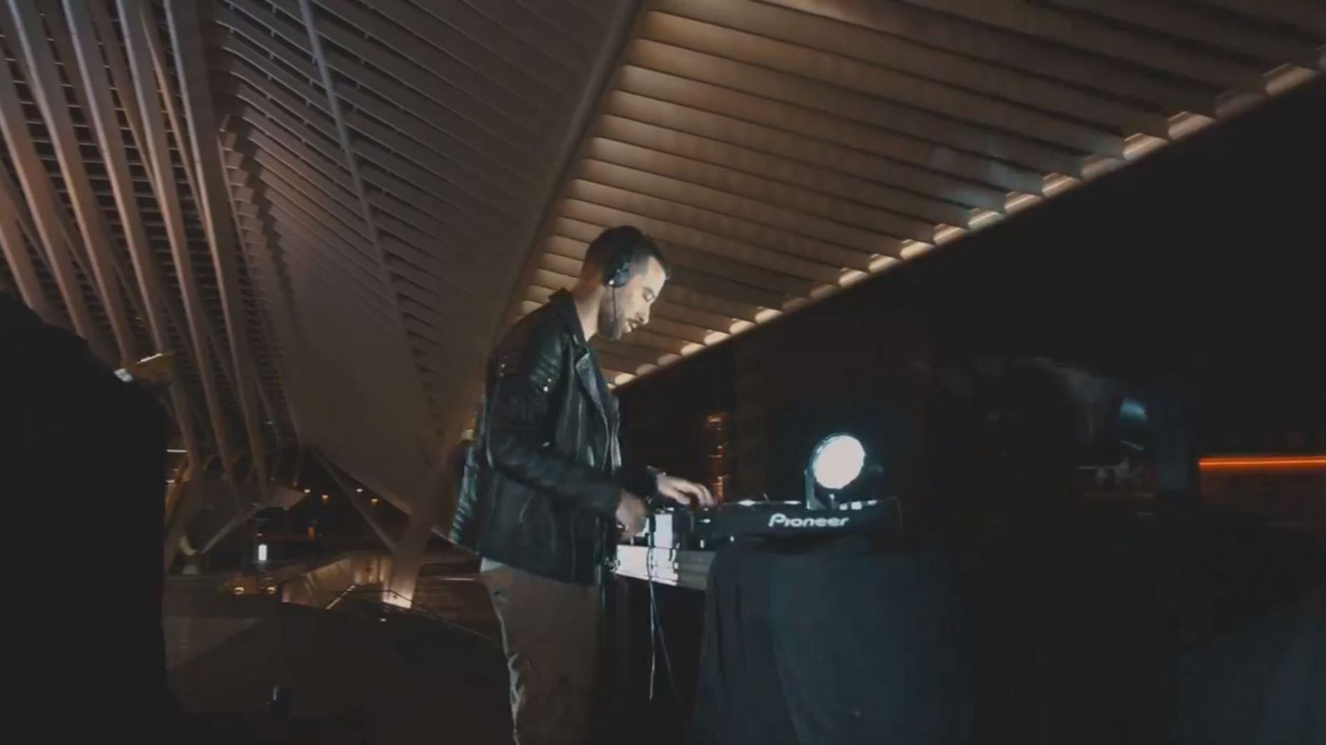 Covid 19 un an plus tard : DJ Flash, des platines à la production ...