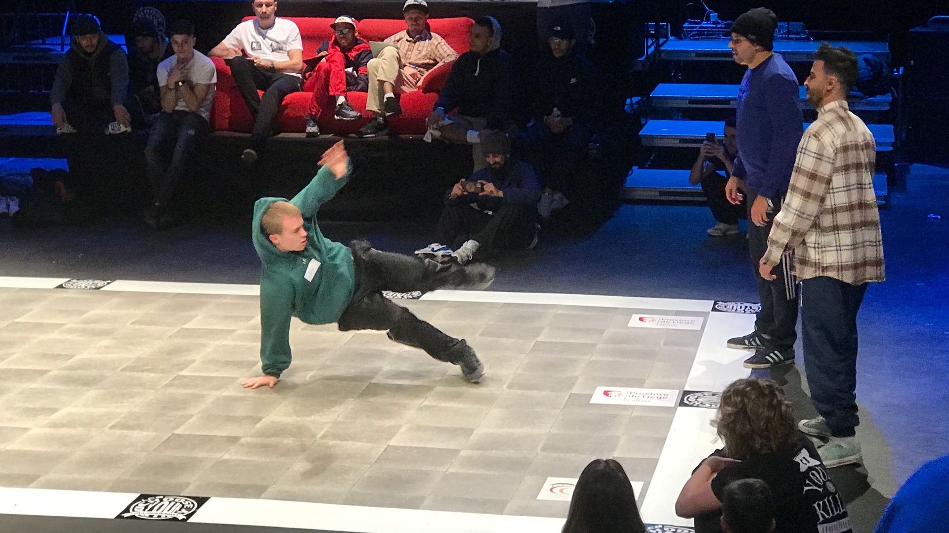 Plus de 400 danseurs pour défier les stars du breakdance à Liège - RTBF ...