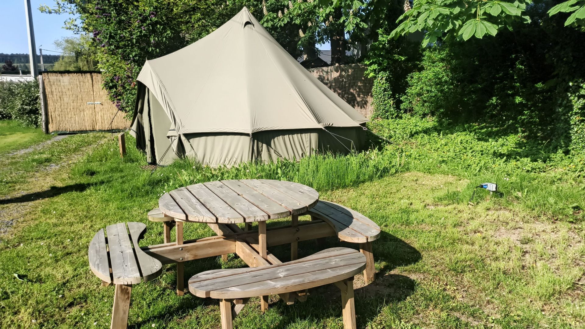 Camping haut de gamme au Cocoon Village de Han-sur-Lesse - RTBF Actus