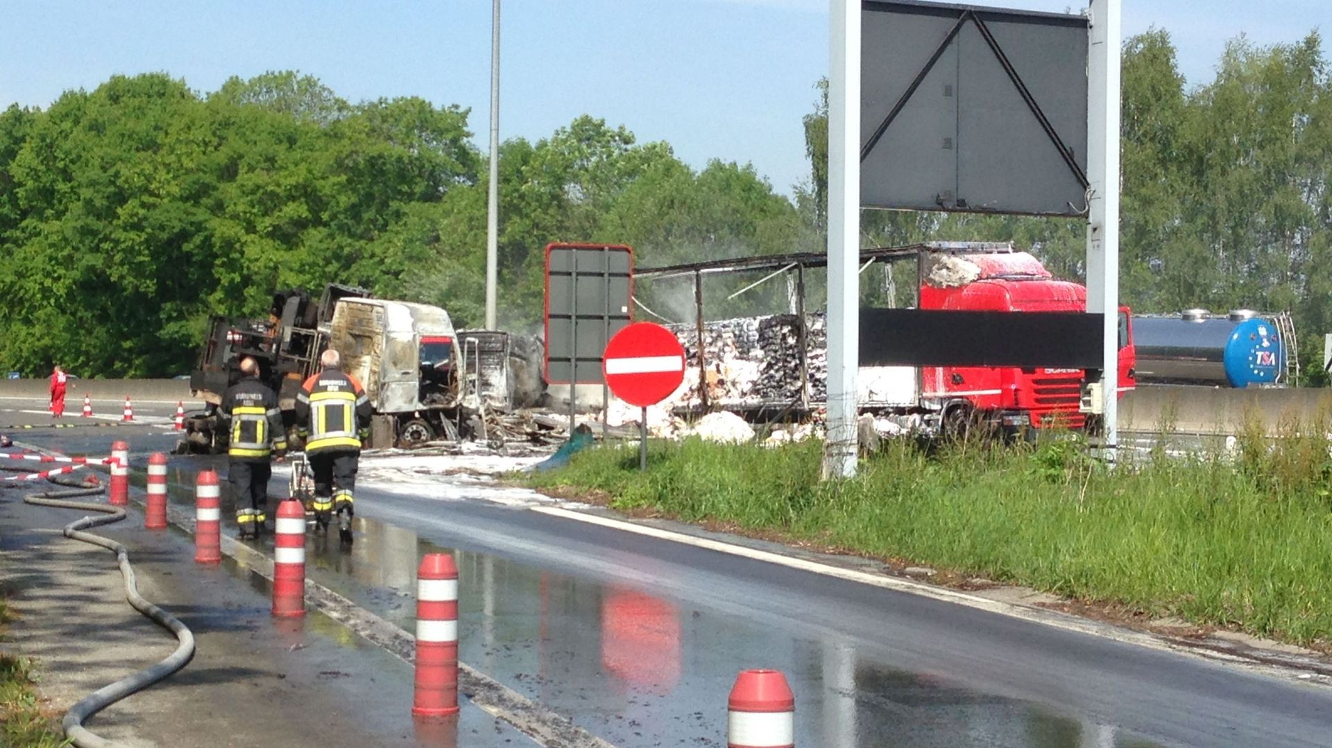 L'accident de camions sur la E40 serait dû à la négligence d'un chauffeur - RTBF Actus