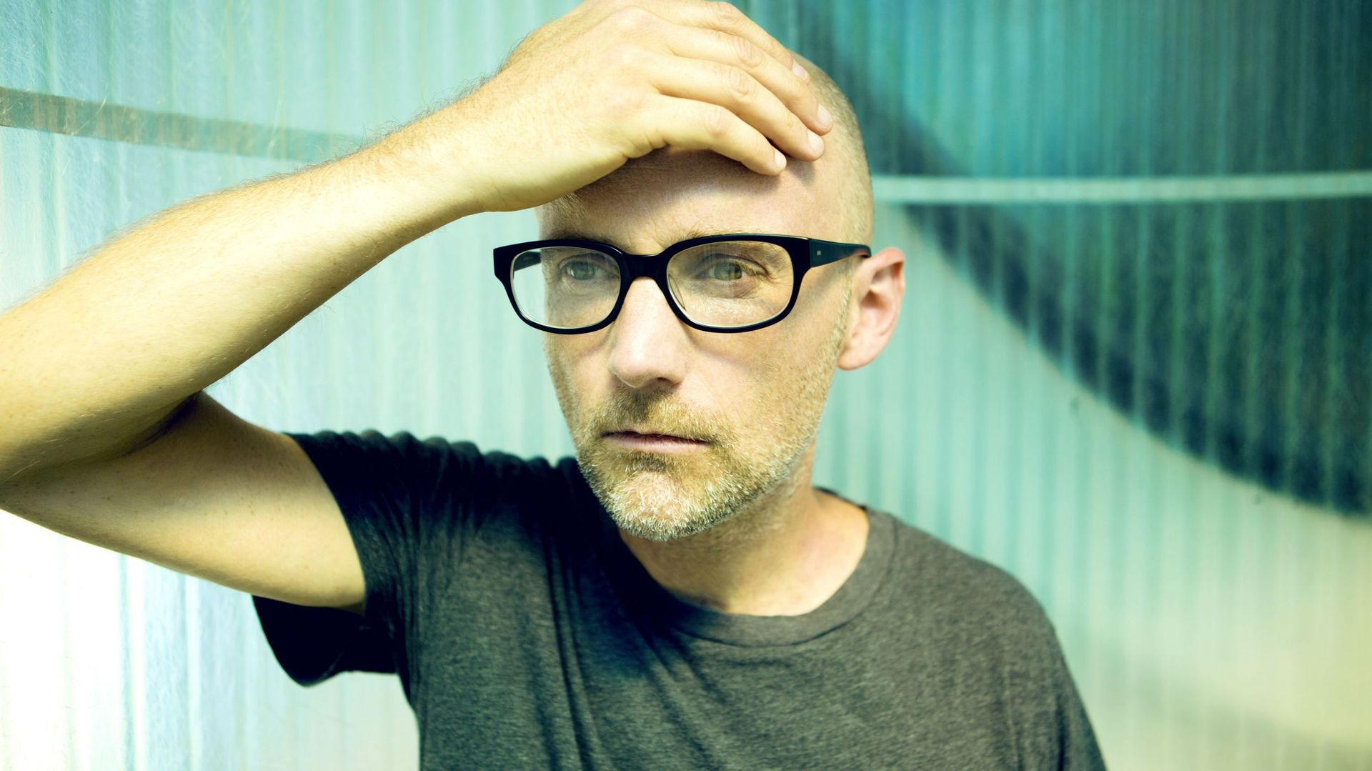 Des personnages de dessin animé dans un monde dévasté pour le clip de ...