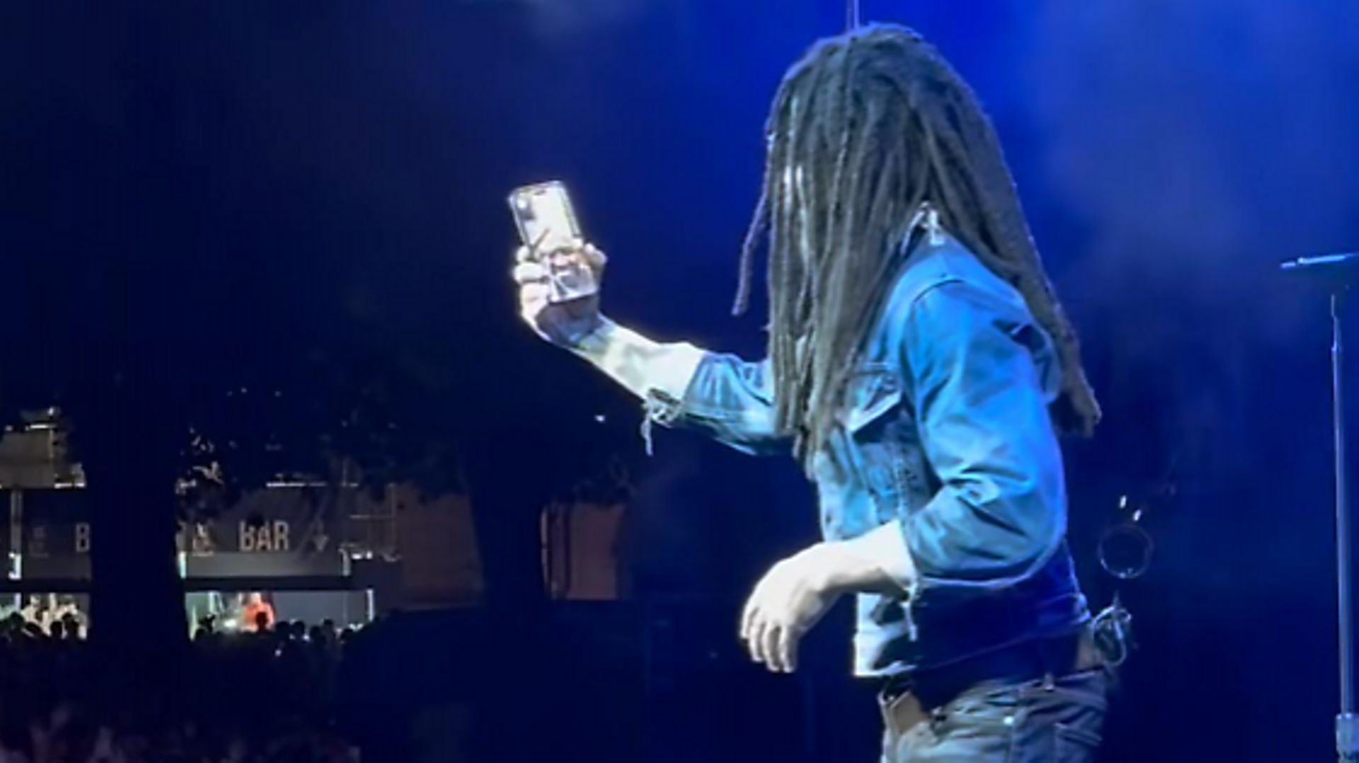 Lenny Kravitz reçoit un appel de Denzel Washington en plein concert ...