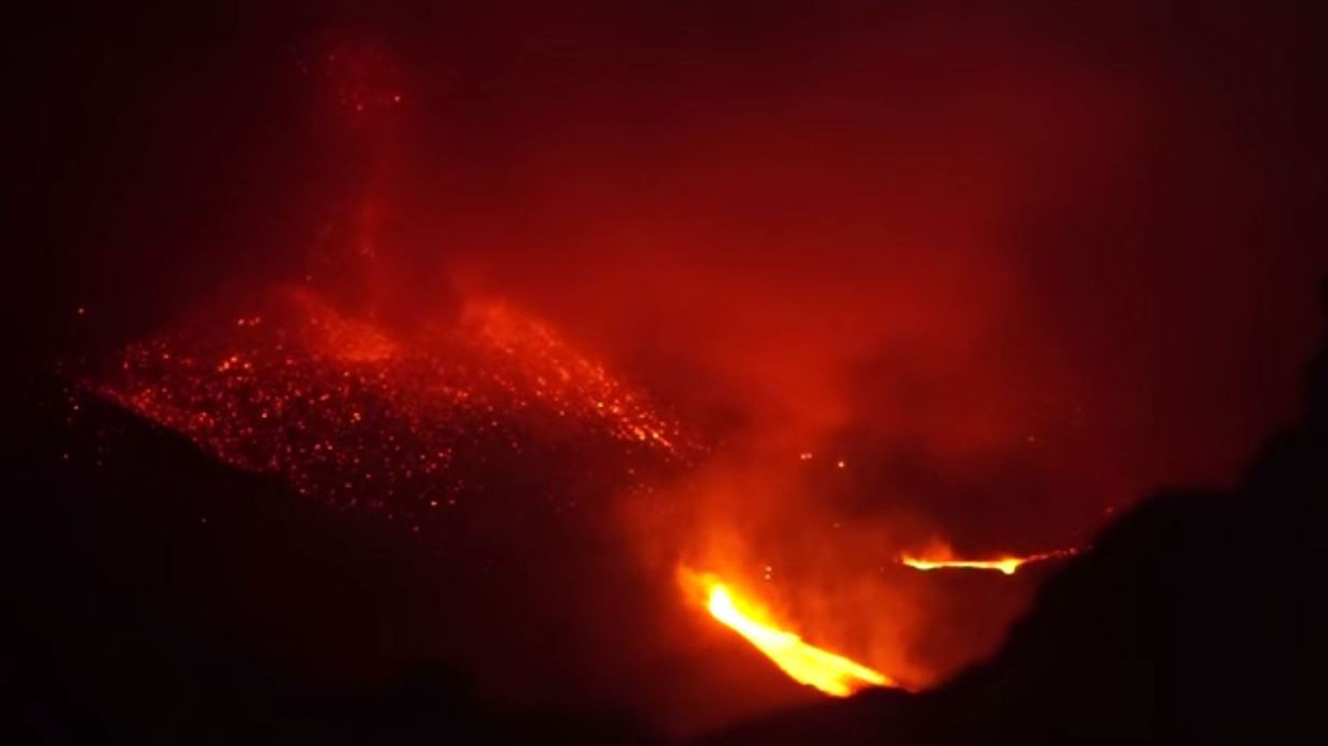 Indonésie: l'éruption du volcan Raung bloque des milliers de voyageurs ...