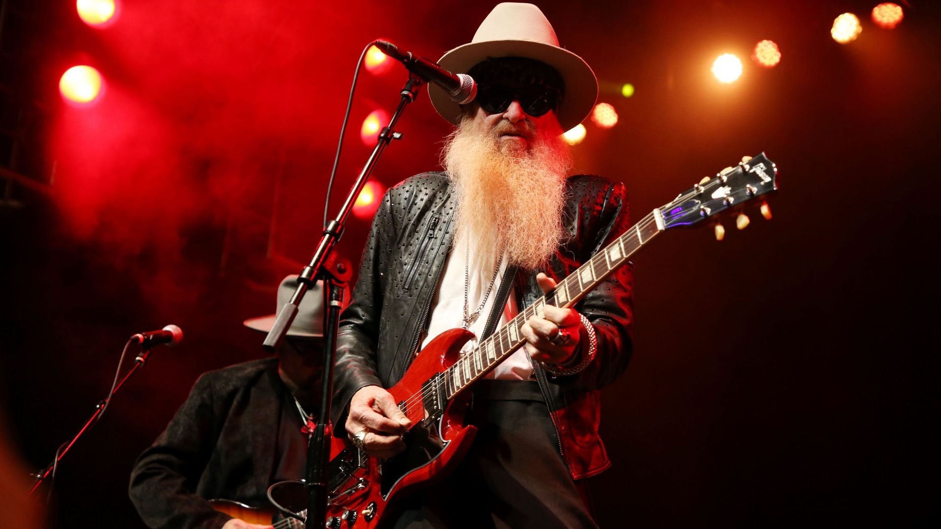 Billy Gibbons de ZZ TOP retrouve le costume en strass qu'il portait ...