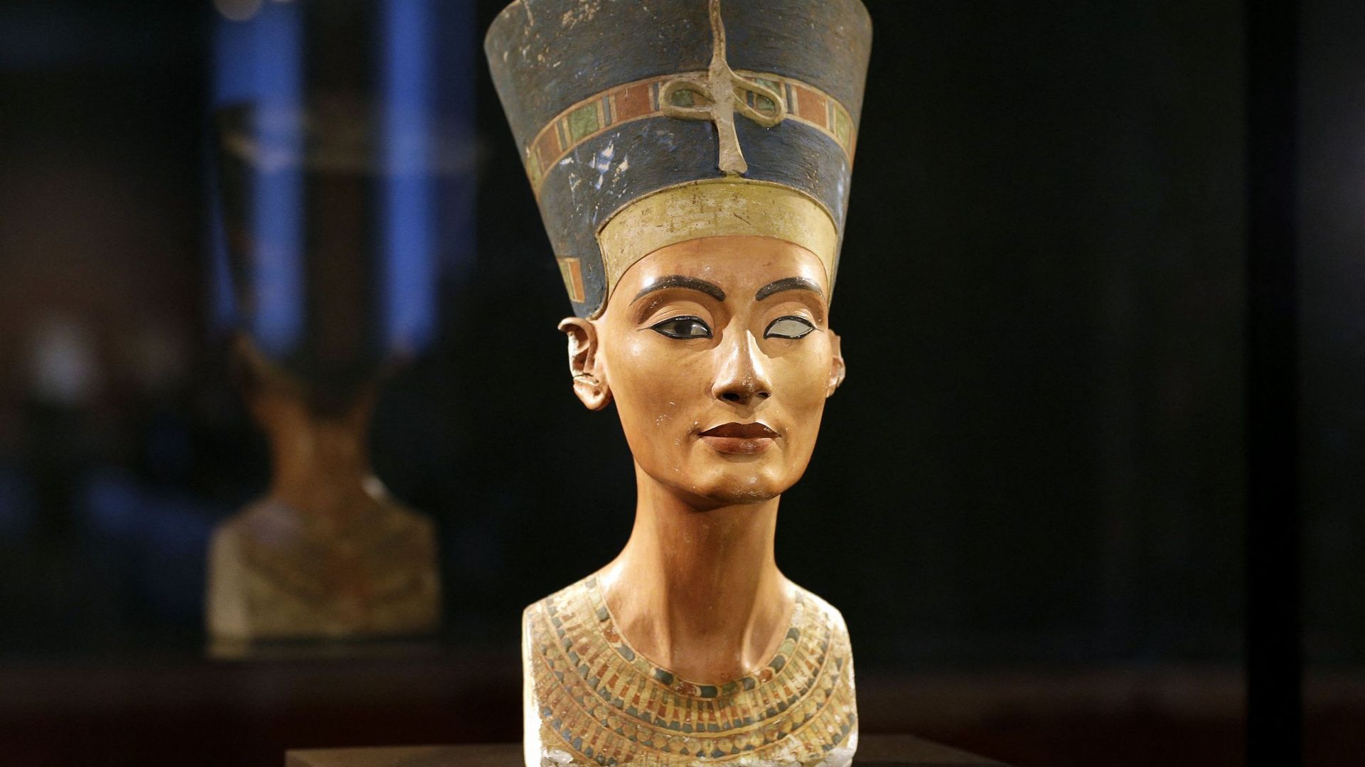 Sous le sable des Pyramides (Podcast) – Néfertiti : la reine devenue grande prêtresse du dieu ...