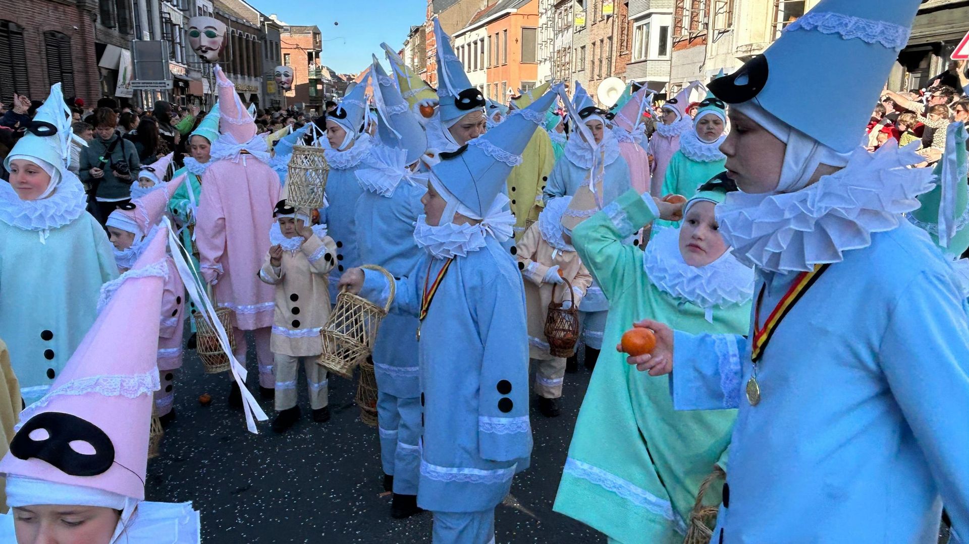 Carnaval de Binche : les Gilles ont sorti leurs chapeaux de plumes sous ...