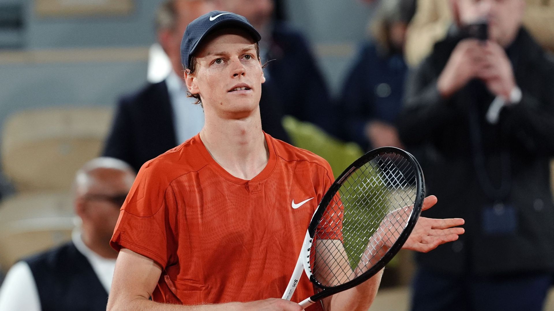 Un ramasseur de balle interrompt un échange entre Jannik Sinner et ...