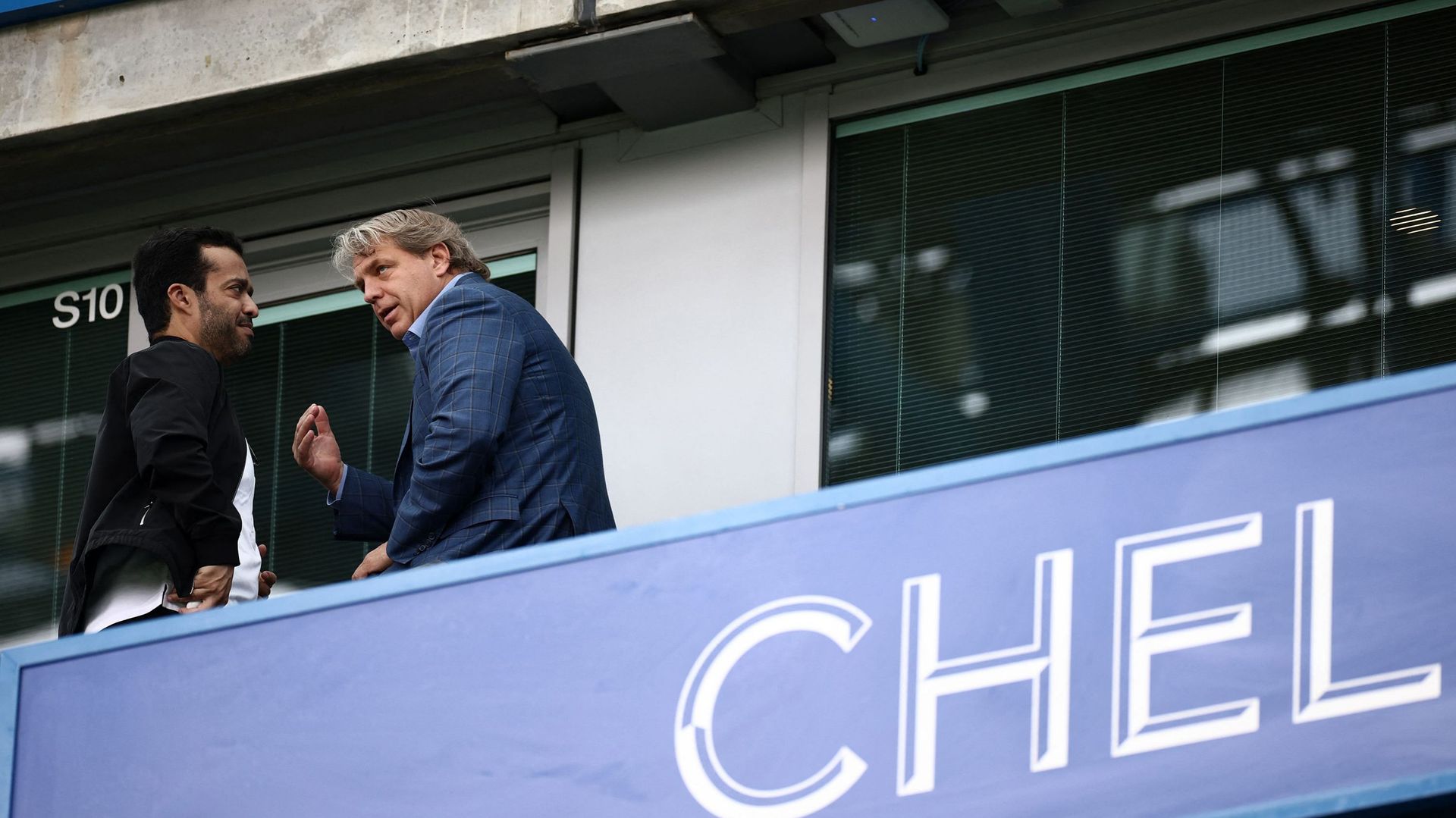 Avec près d'un milliard d’euros déboursés en un an, Chelsea dépense plus que certains ...